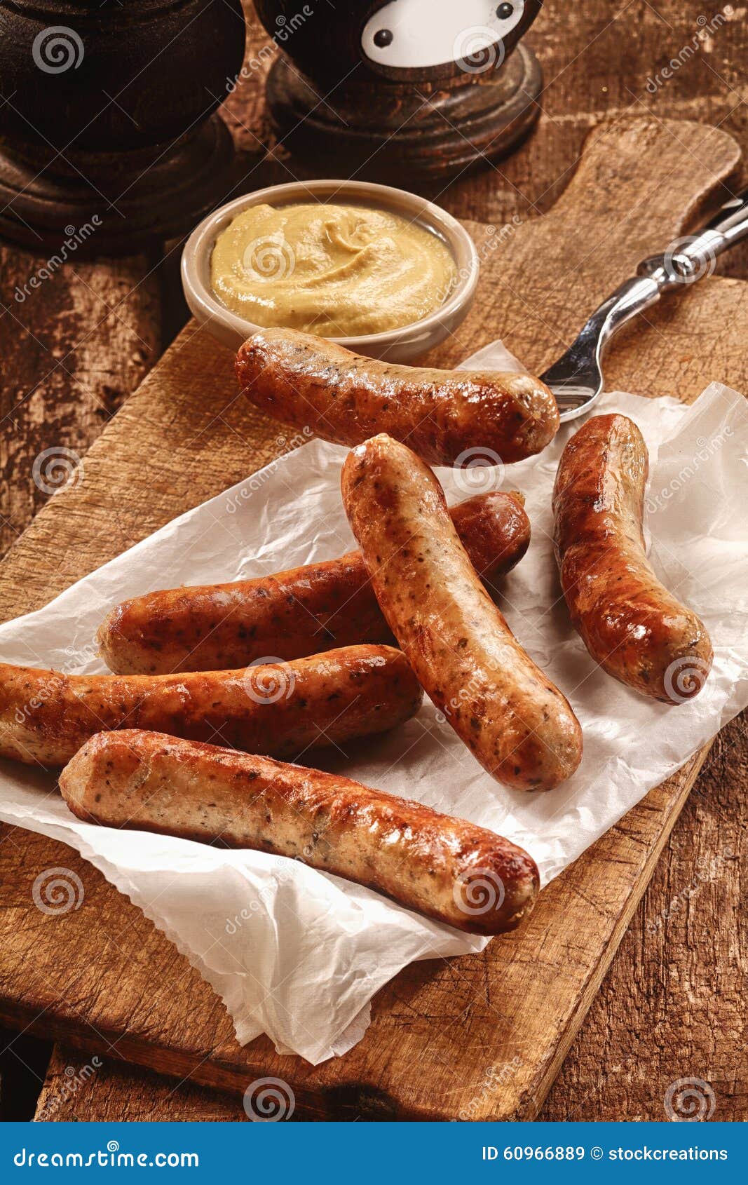 Gerookte Duitse Worsten Met Mosterdonderdompeling Stock Afbeelding ...