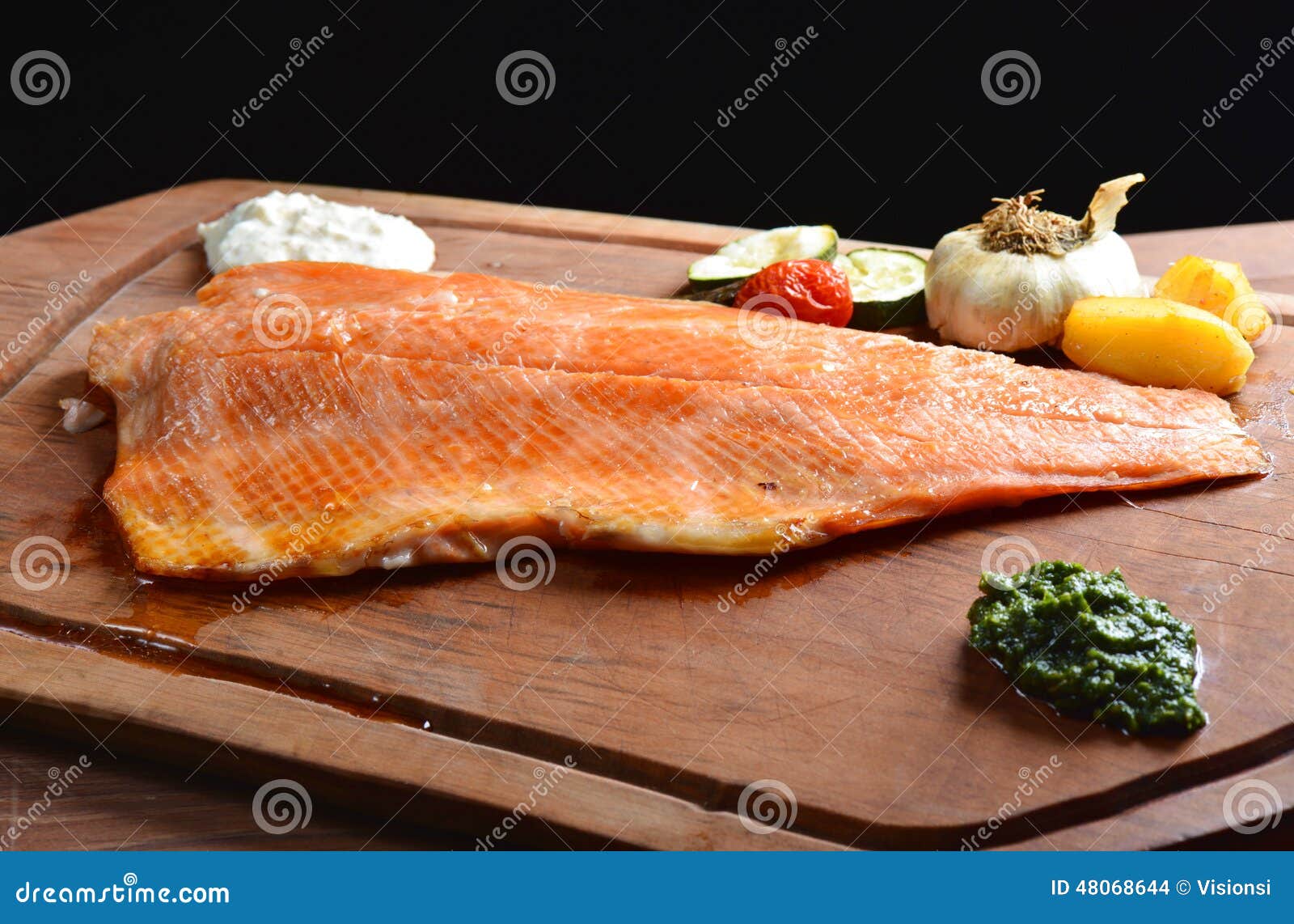 Gerookte Wilde Zalmfilet Met Groente Stock Foto - Image of raad ...