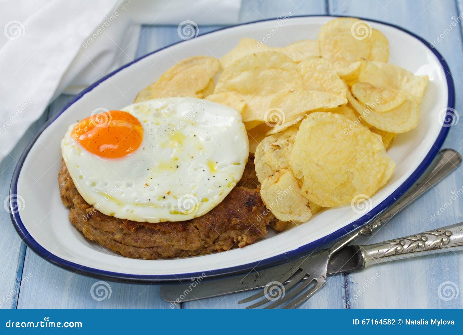 Gerookte Worst Met Gebraden Ei En Aardappel Stock Foto - Image of ...