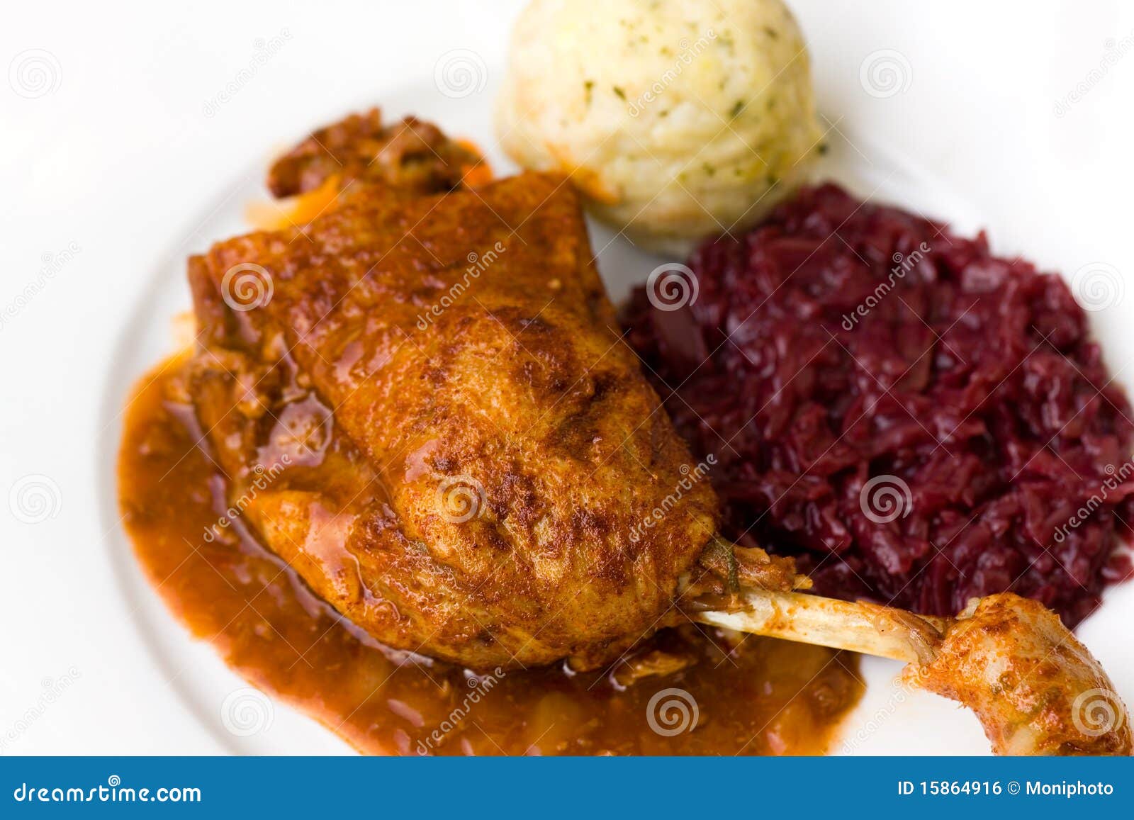 Geroosterd Been Van Eend, Rode Kool En Aardappeldumpli Stock Foto ...