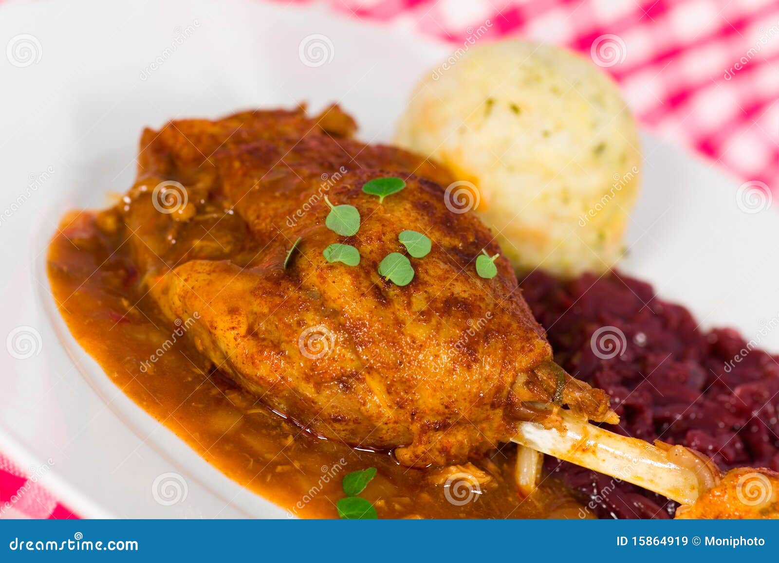 Geroosterd Been Van Eend, Rode Kool En Aardappeldumpli Stock Afbeelding ...