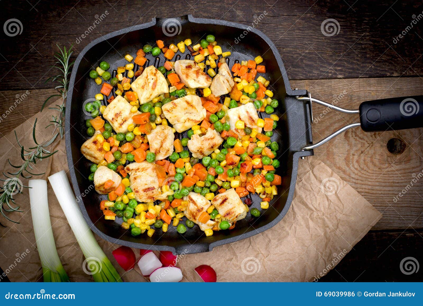 Geroosterd - Geroosterd Kippenvlees (kippenborst) En Groenten Stock ...