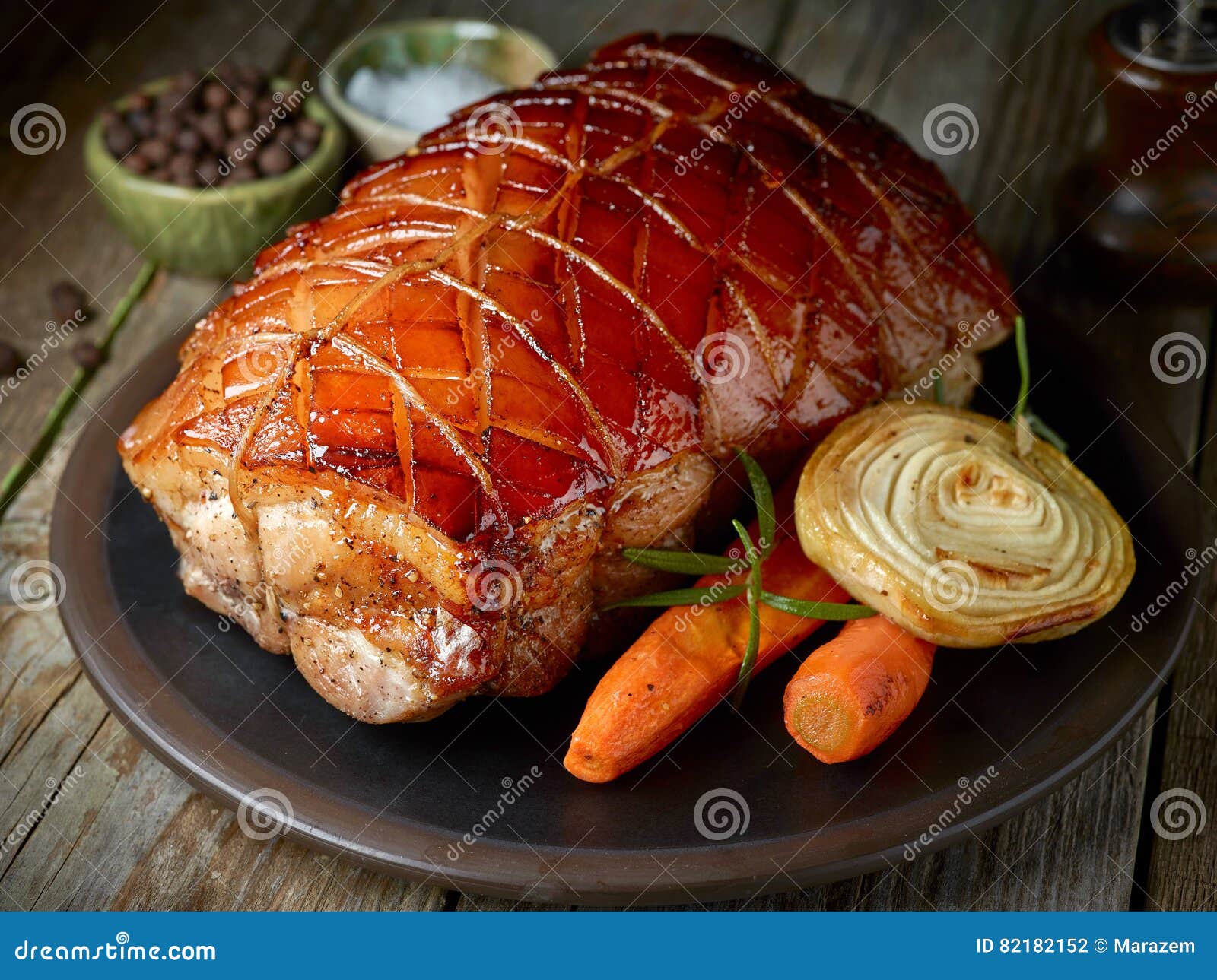 Geroosterd Varkensvlees Op Donkere Plaat Stock Foto - Image of zwart ...