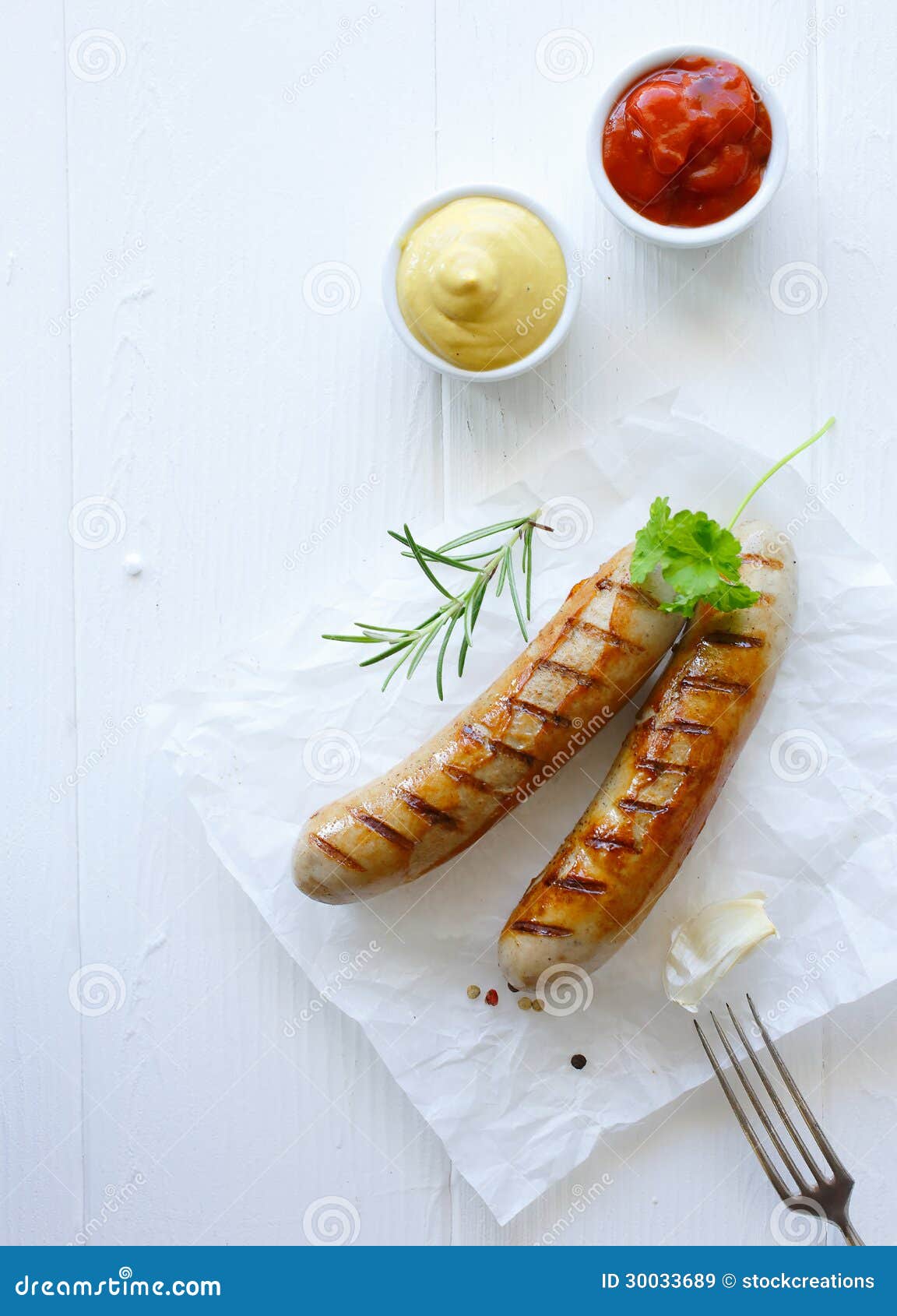 Geroosterde braadworst stock afbeelding. Image of tomaat - 30033689