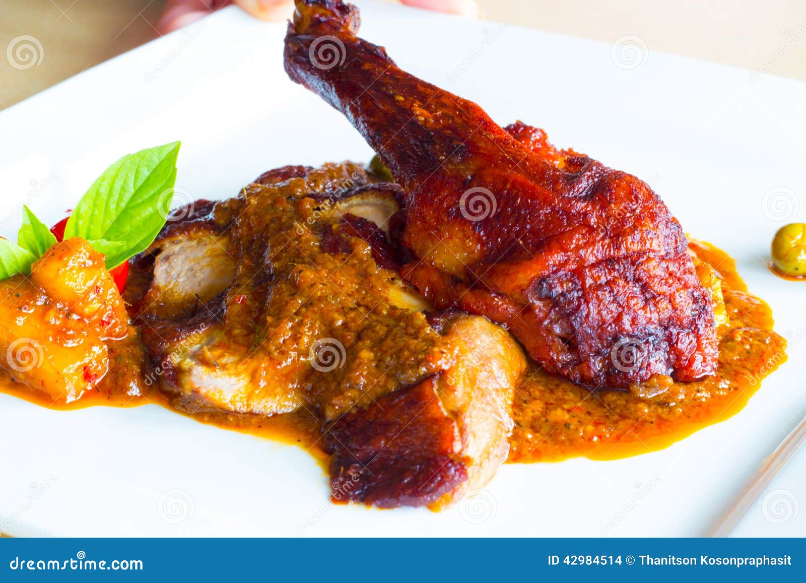 Geroosterde Eend Met Rode Kerriesaus Stock Foto - Image of kerrie ...