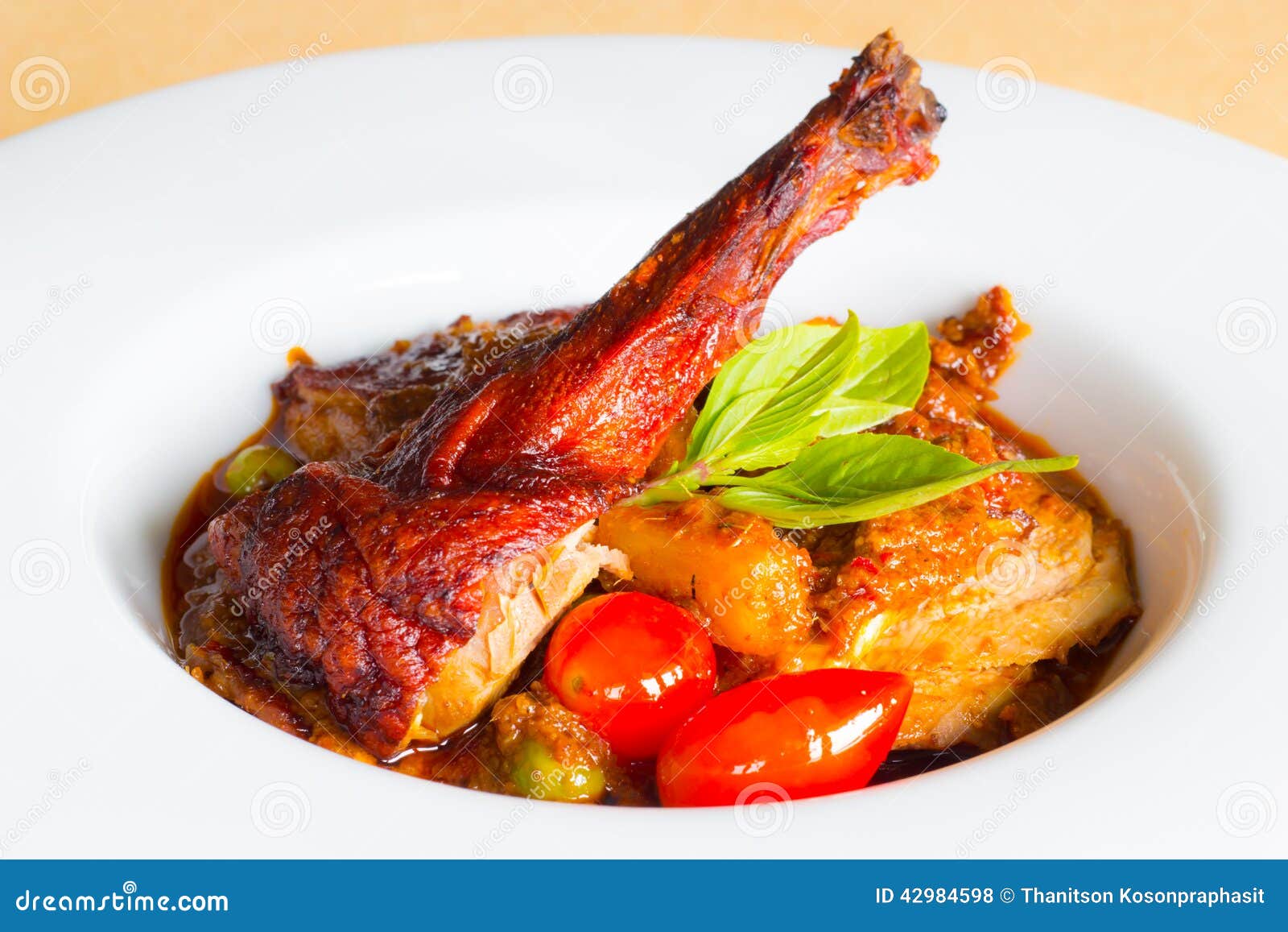 Geroosterde Eend Met Rode Kerriesaus Stock Foto - Image of maaltijd ...