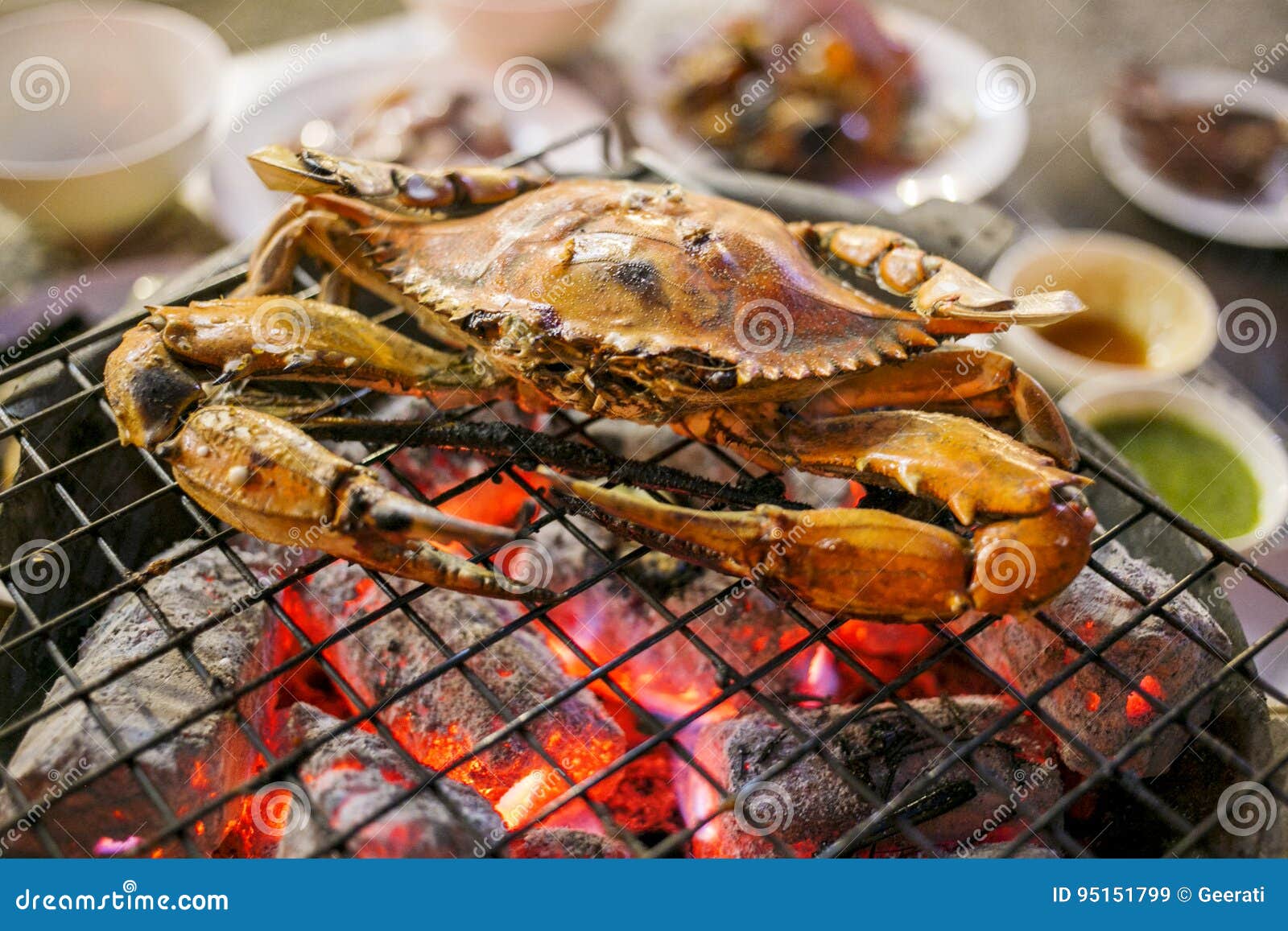 Geroosterde Krab Op Een Vlammende Grill Stock Afbeelding - Image of ...