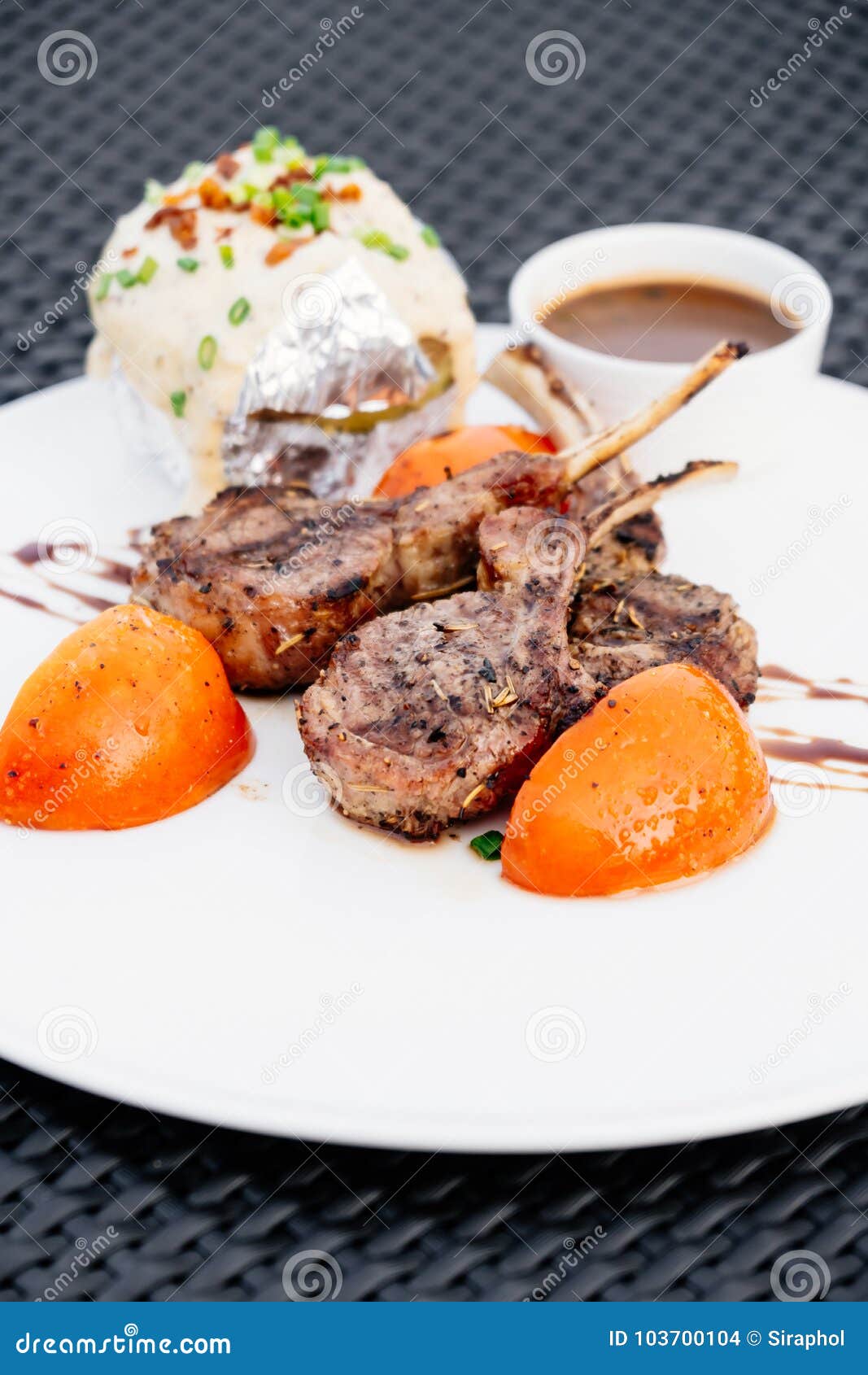 Geroosterde lamskotelet stock foto. Image of knoflook - 103700104