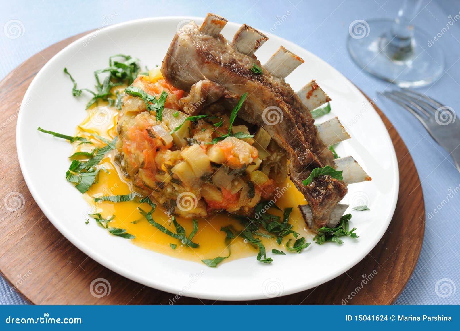 Geroosterde Lamsribben Met Gestoofde Groenten Stock Foto - Image of ...