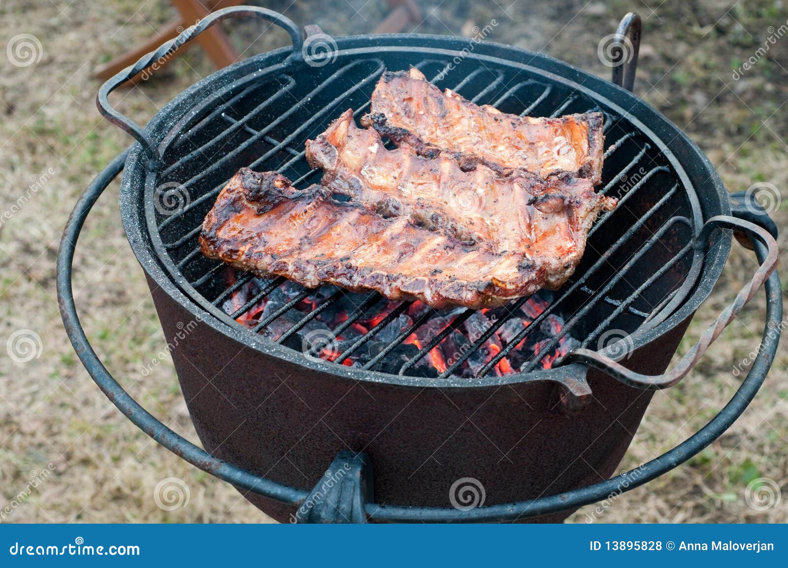 Geroosterde ribben stock foto. Image of voedsel, barbecue - 13895828