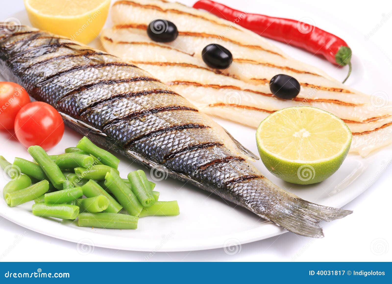 Geroosterde Zeebaars Met Pangasiusfilet. Stock Afbeelding - Image of ...