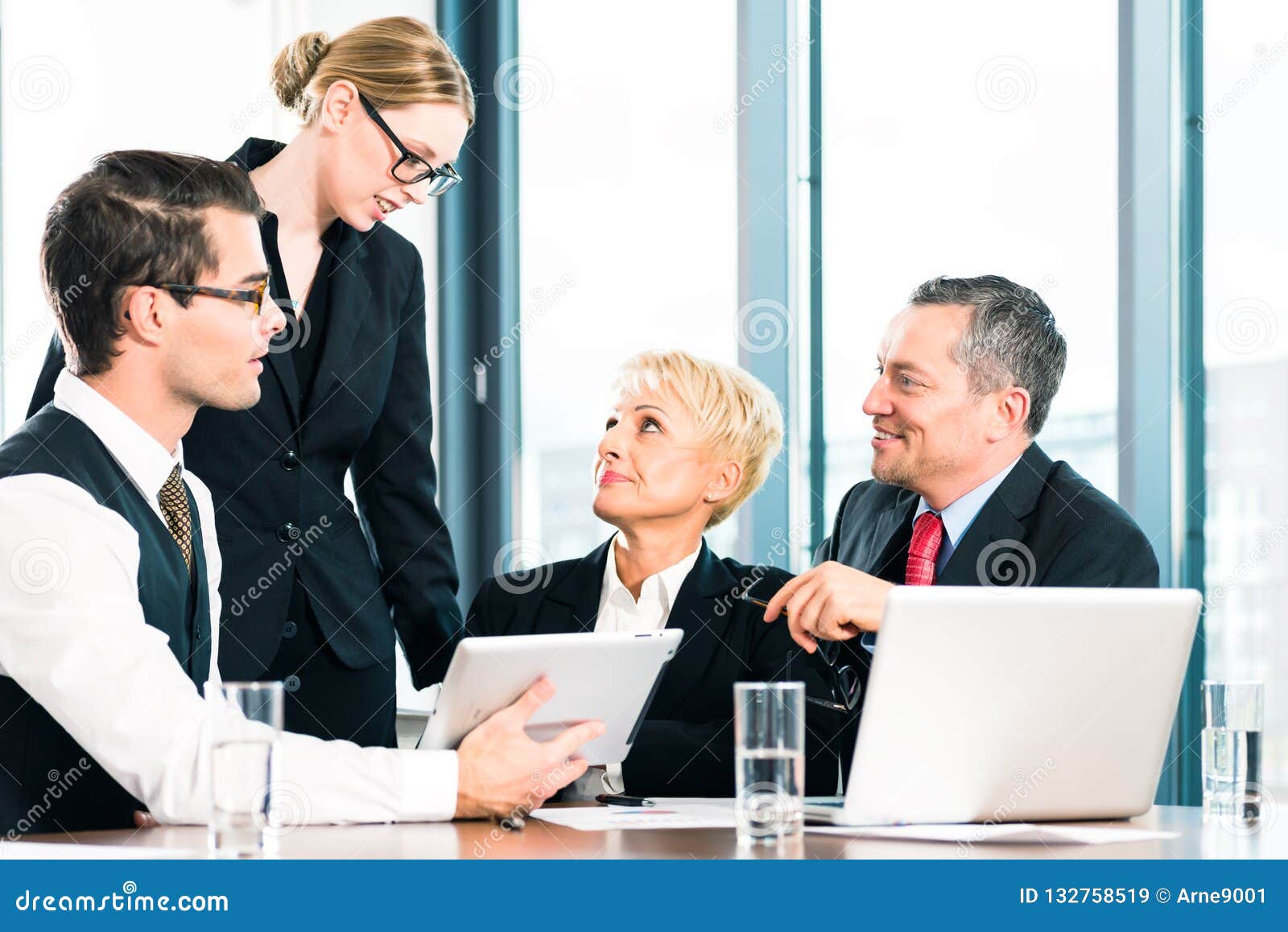 Geschäftsleute, Die in Der Sitzung Sich Besprechen Stockbild - Bild von ...