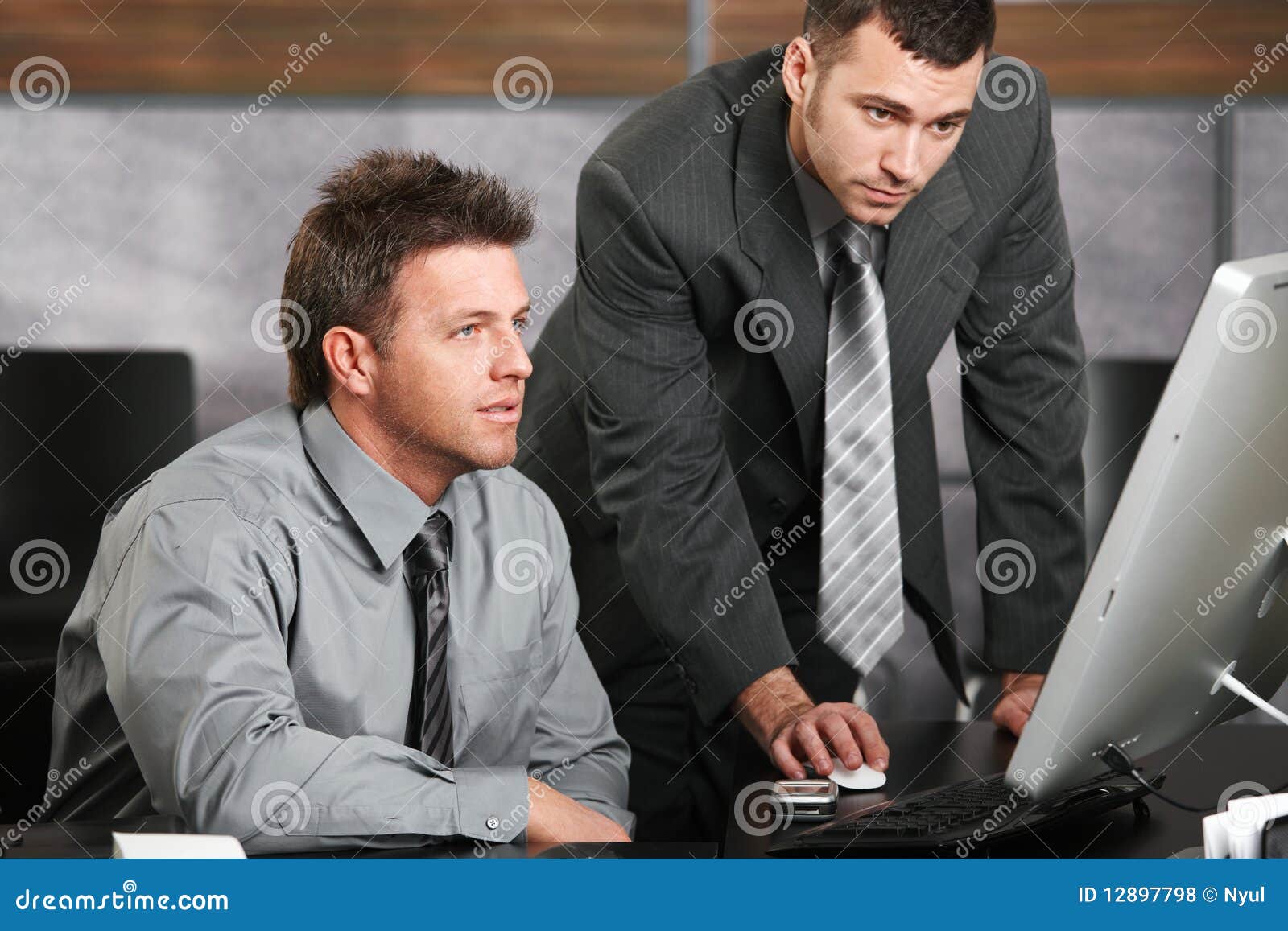 Geschäftsmänner, Die Mit Computer Arbeiten Stockfoto - Bild von jacke ...