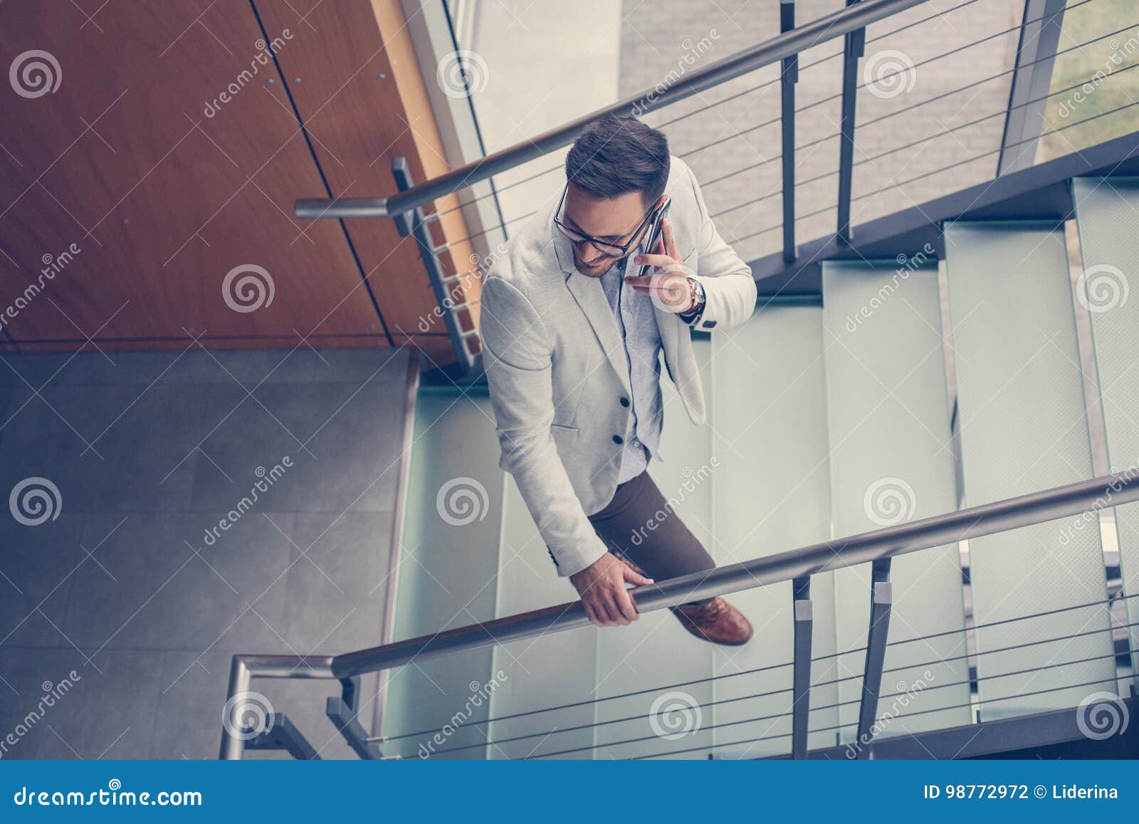 Geschäftsmann, Der Arbeiten Geht Stockfoto - Bild von betrieb, zuhause ...