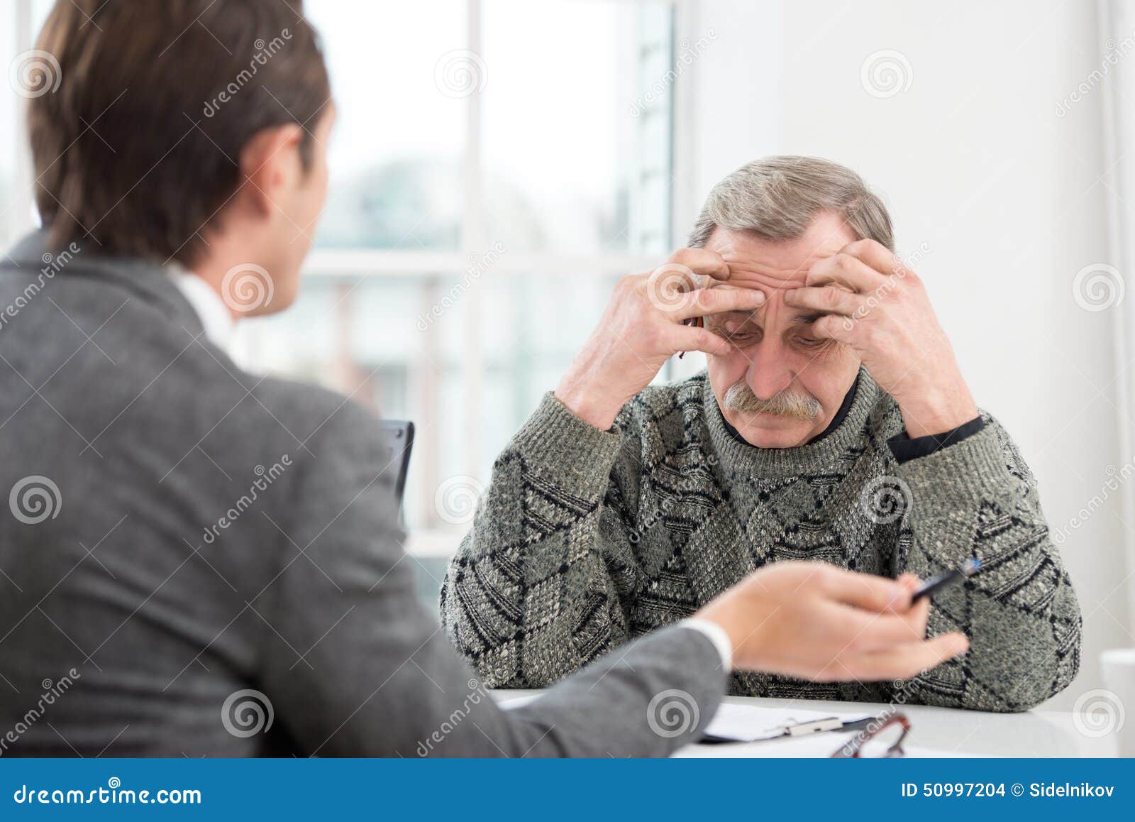 Geschäftsmann, Der Ein Interview Mit Traurigem Altem Mann Hat Stockfoto ...