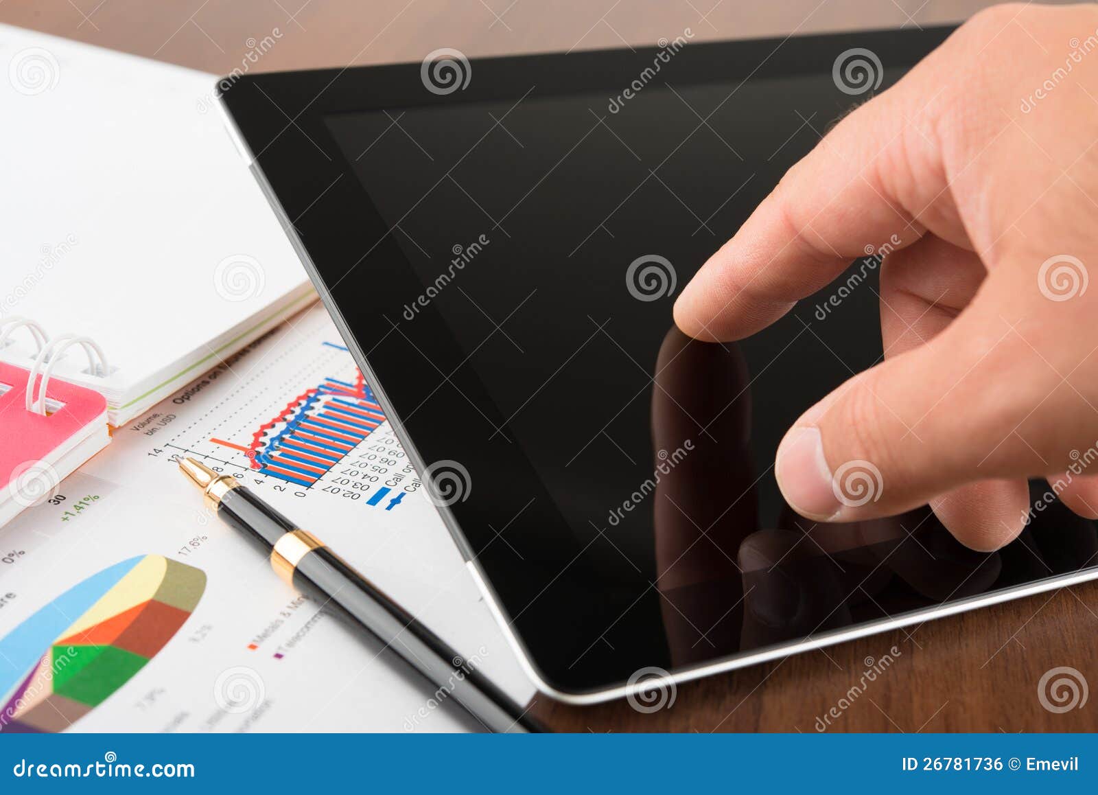 Geschäftsmann, Der an Einer Digitalen Tablette Arbeitet Stockfoto ...