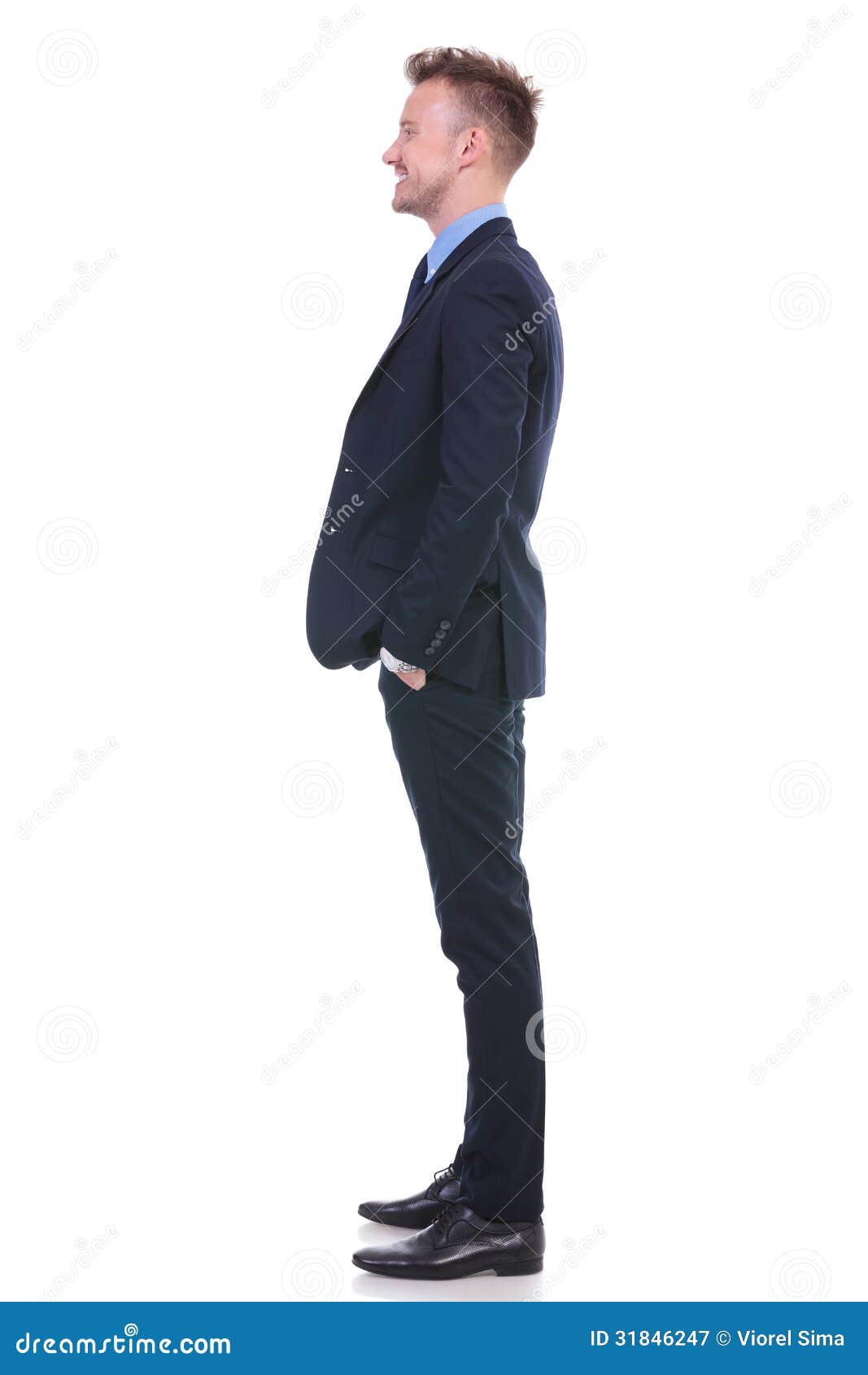 Geschäftsmann Steht Seitlich Und Lächelt Stockbild - Bild von fachmann ...