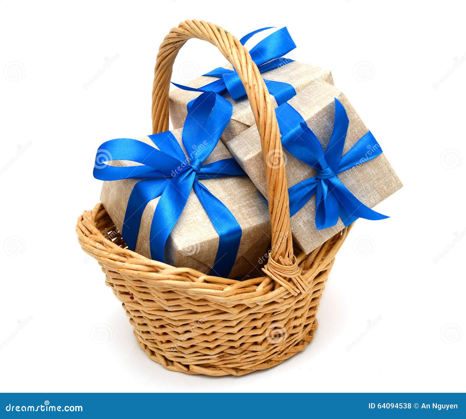 Geschenk im Korb stockfoto. Bild von blau, kasten, für - 64094538