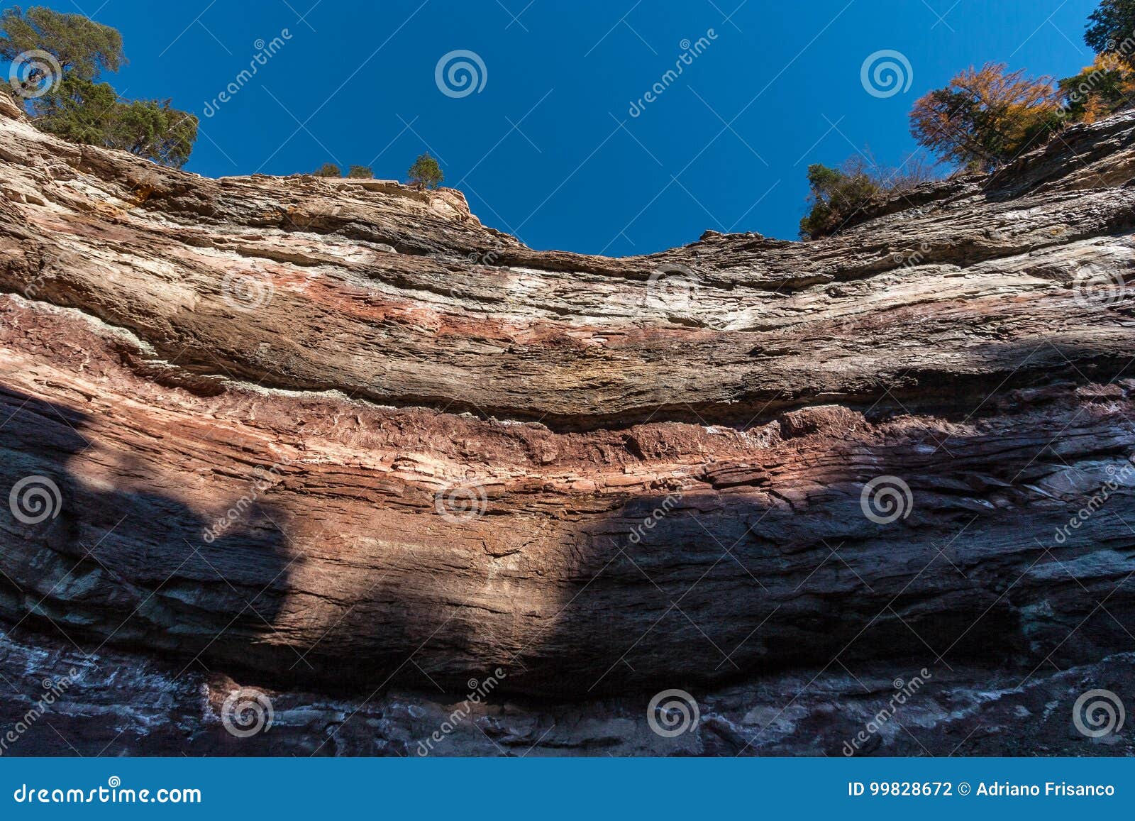Geschichtete Sedimentgesteine Stockfoto - Bild von schichten, masse ...