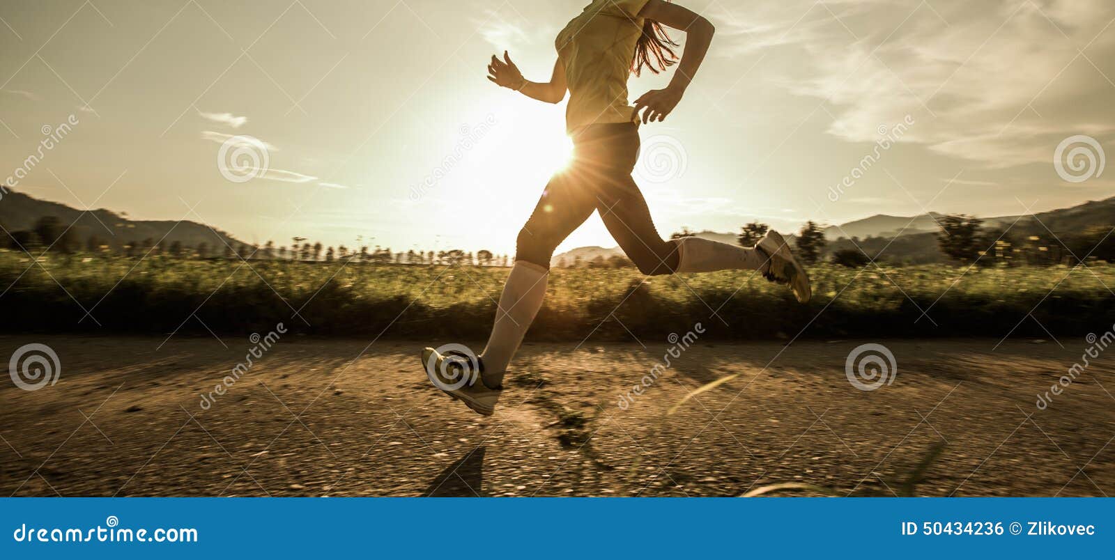 Geschikte Vrouw Die Snel Lopen Stock Foto - Image of duurzaam, land ...