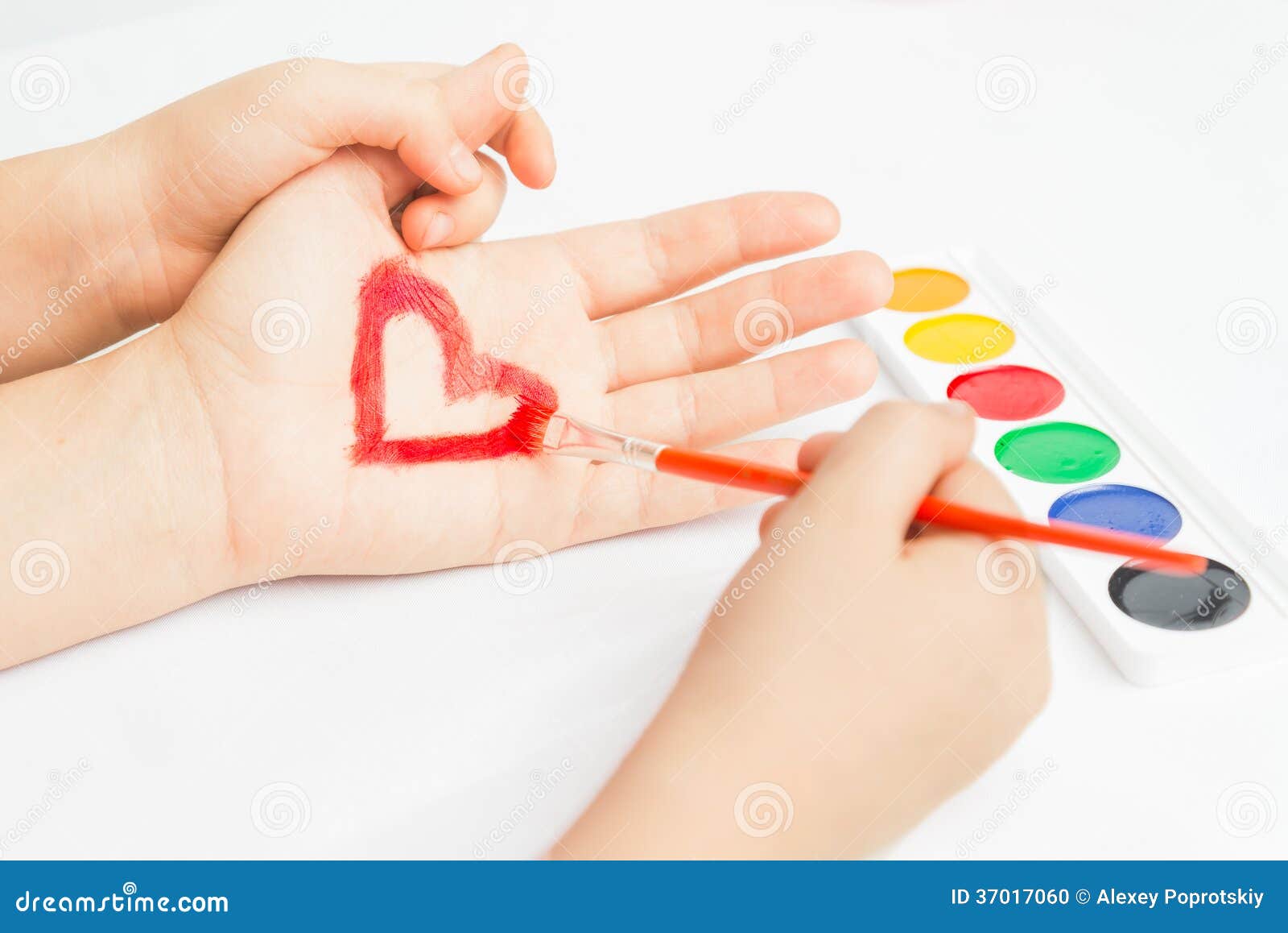 Geschilderd hart op hand stock foto. Image of creatief - 37017060