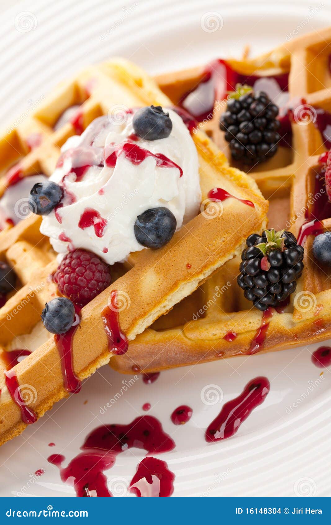 Geschmackvolle Waffel Mit Früchten Stockfoto - Bild von blaubeere ...