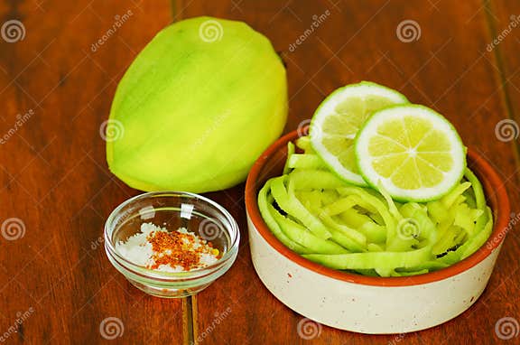 Geschnittene Mango Diente Mit Salz Auf Einer Platte Stockbild - Bild ...