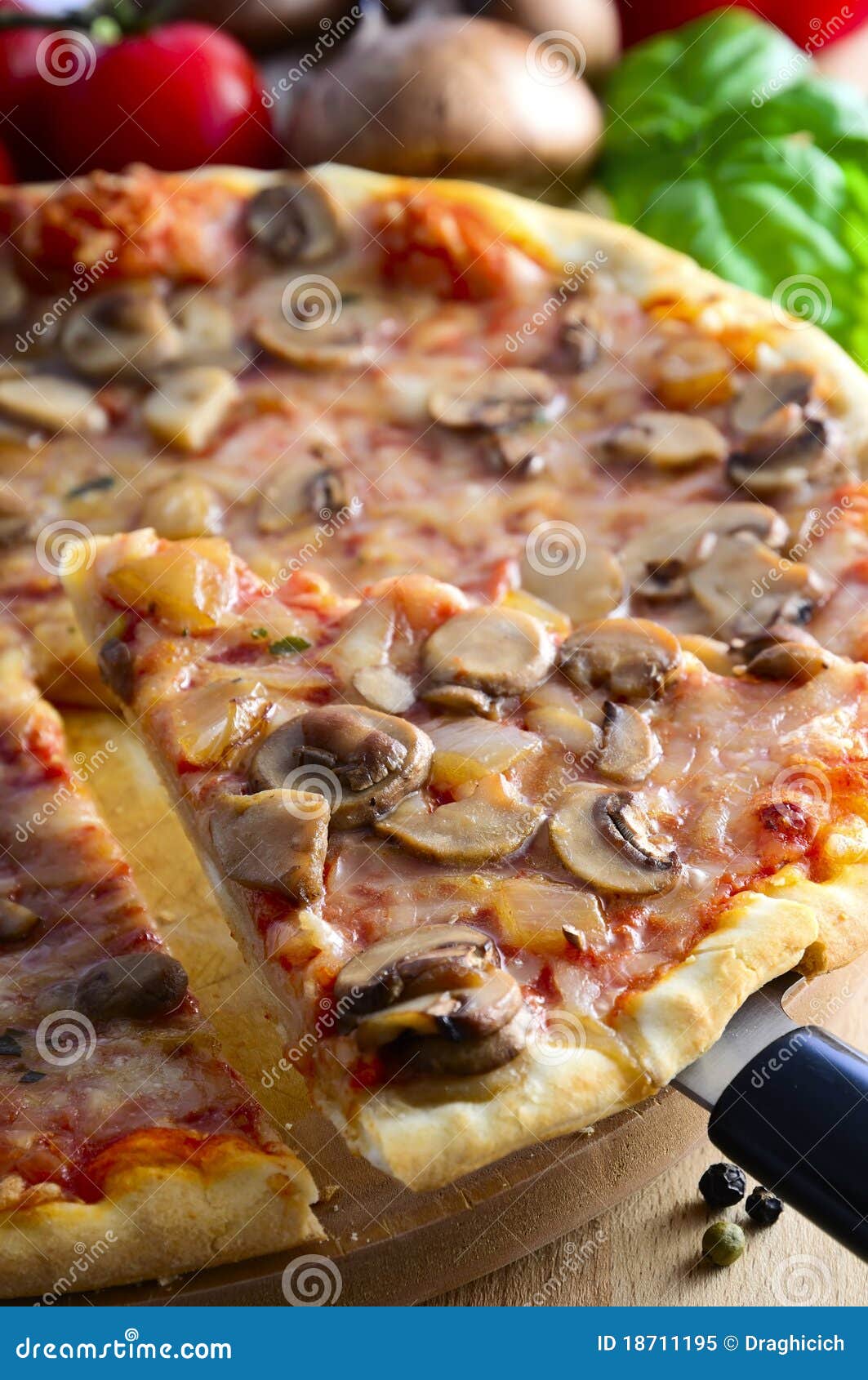 Geschnittene Pizza stockbild. Bild von tomaten, geschnitten - 18711195