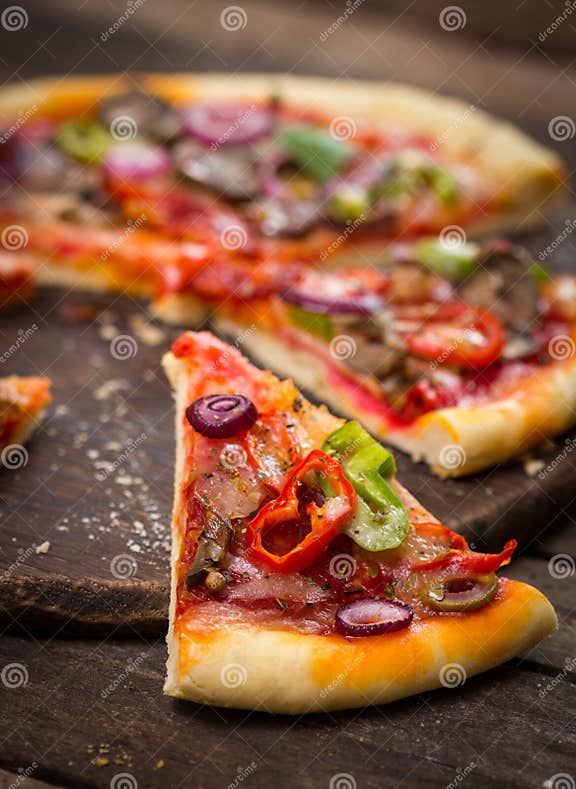 Geschnittene Pizza stockbild. Bild von mahlzeit, oliven - 50700247