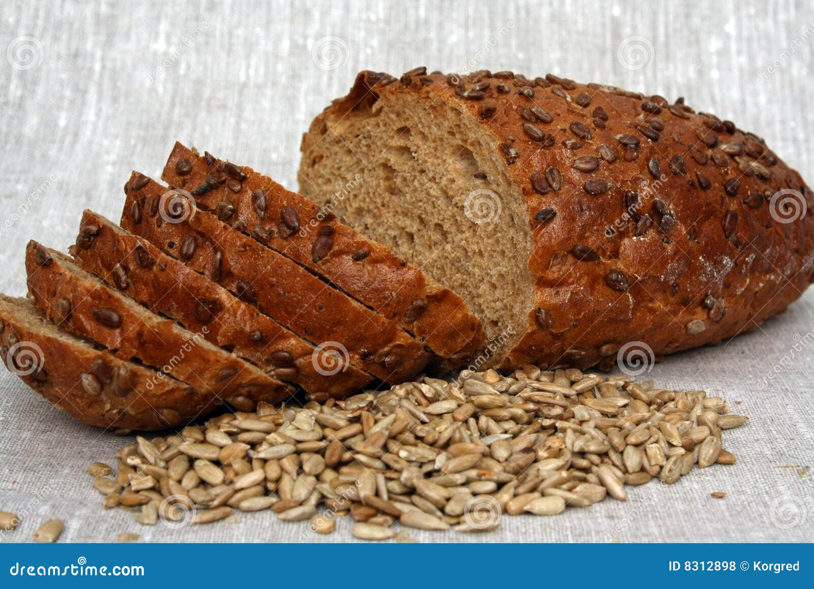 Geschnittenes Laib Des Brotes Stockfoto - Bild von nährend ...
