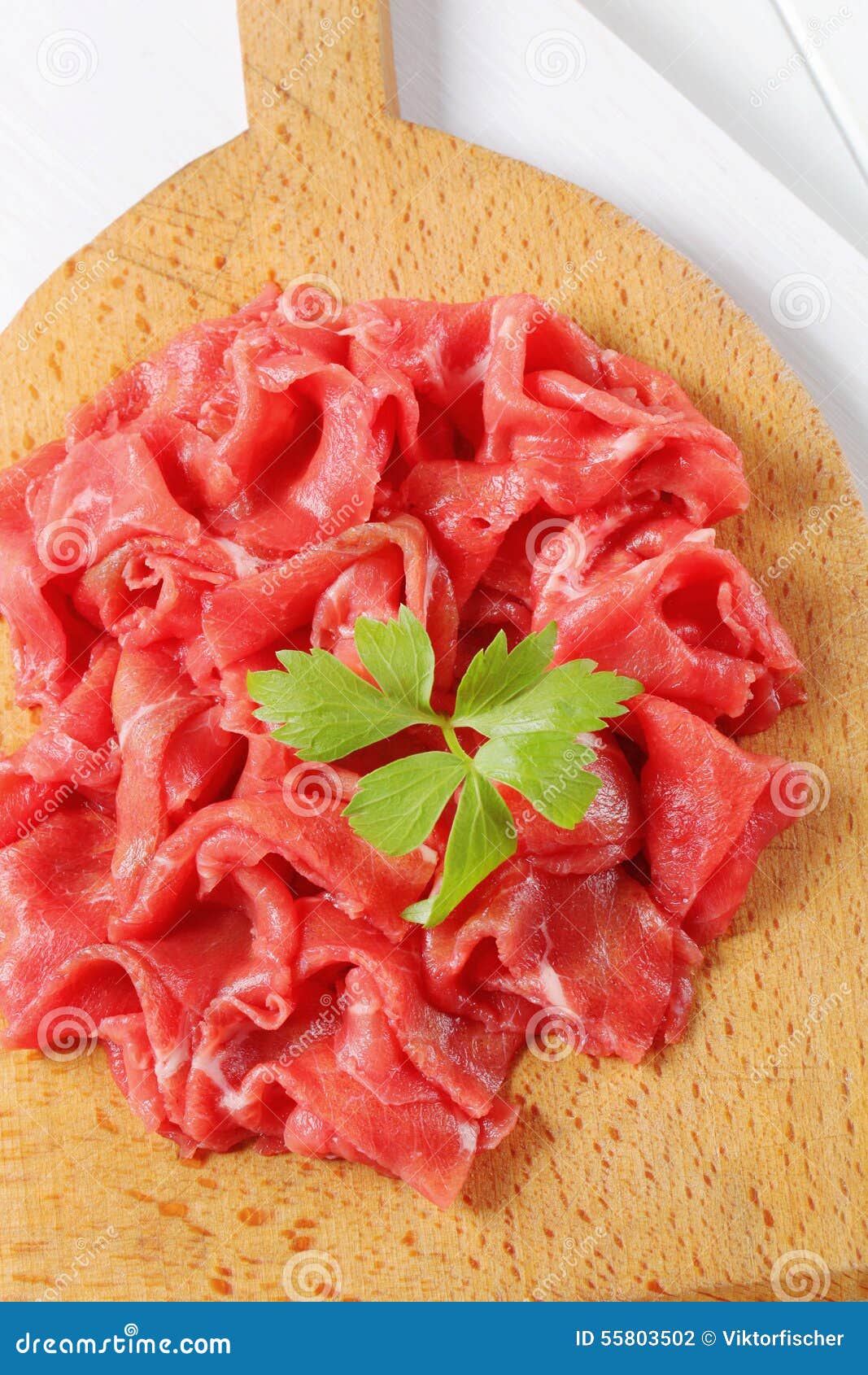 Geschnittenes Rohes Rindfleischfleisch Auf Schneidebrett Stockfoto ...