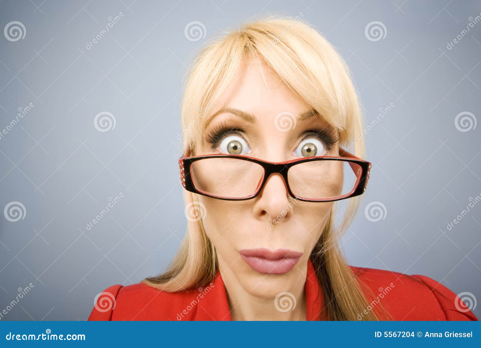 Geschokte Vrouw in Rood Dat Een Grappig Gezicht Maakt Stock Foto ...