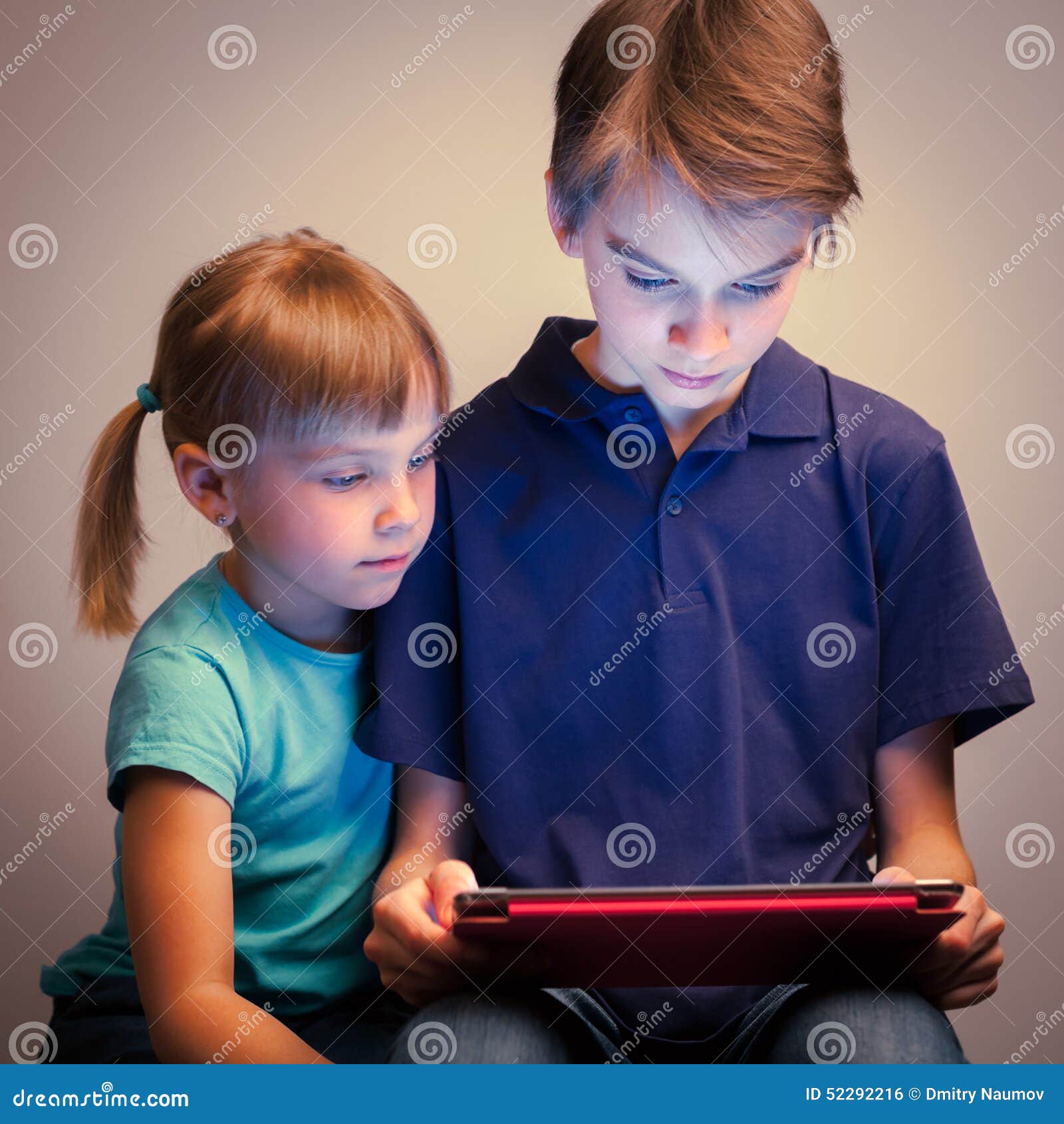 Geschwister, Die Einen Tablet-Computer Verwenden Stockfoto - Bild von ...