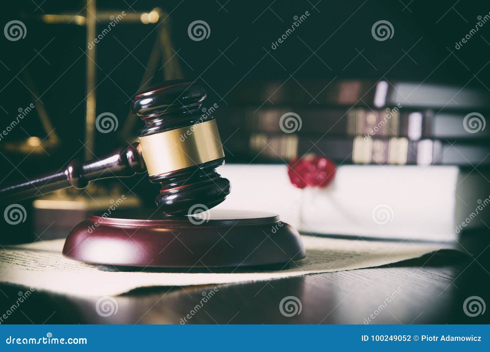 Gesetzeshammer Im Gerichtssaal Rechtssystem Stockfoto - Bild von gesetz ...