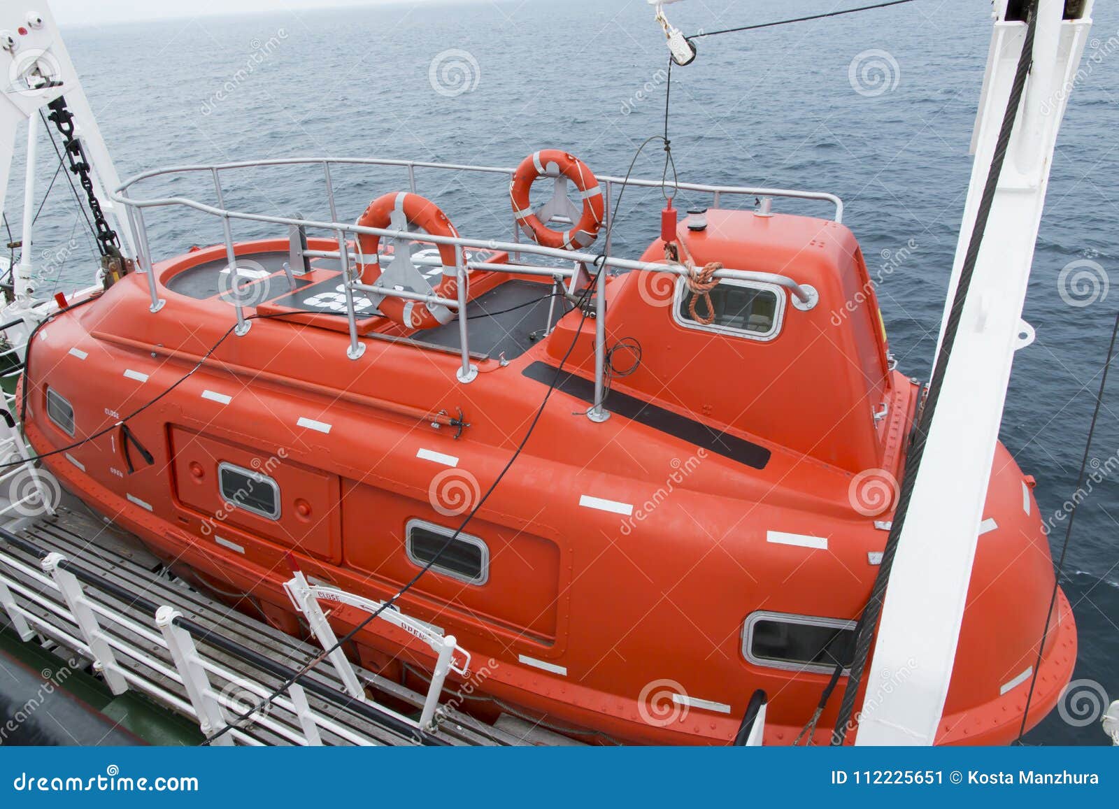Gesloten Reddingsboot Op Een Schip Stock Afbeelding - Image of vrij ...