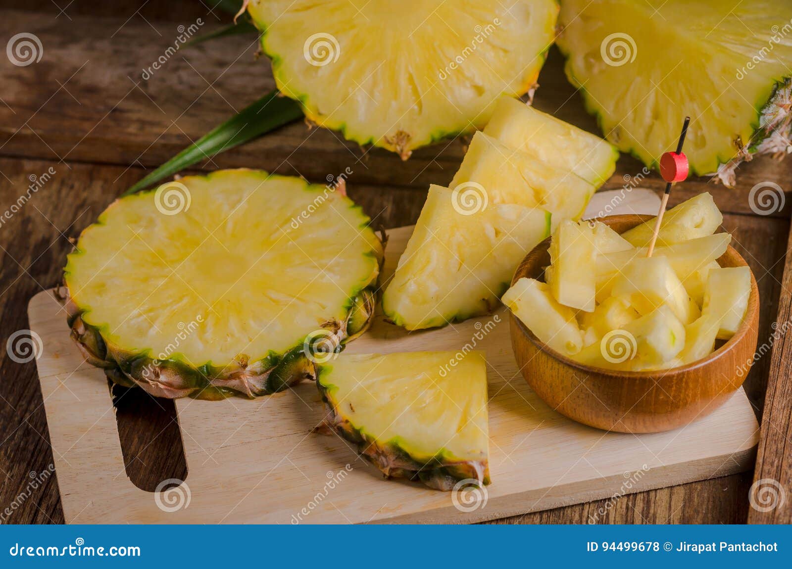 Gesneden Ananas Op Houten Lijst Stock Foto - Image of gezond, gesneden ...