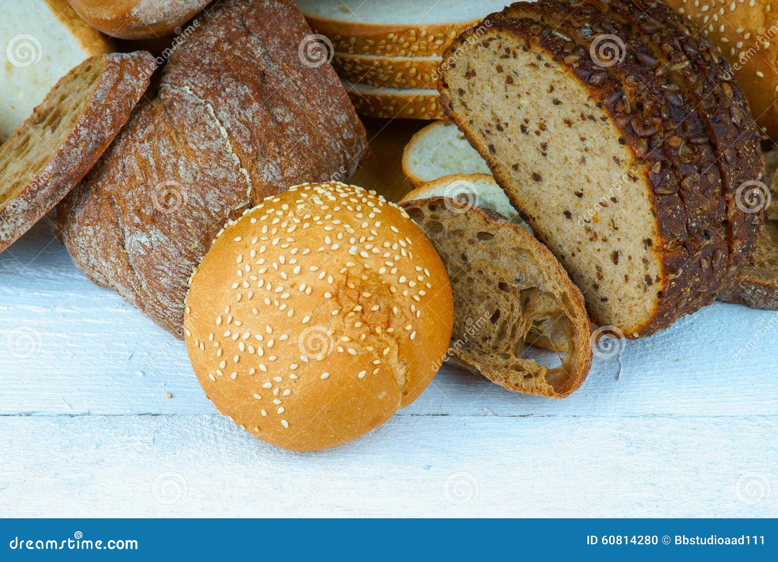 Gesneden Brood Op Een Lijst Stock Foto - Image of voedsel, eten: 60814280