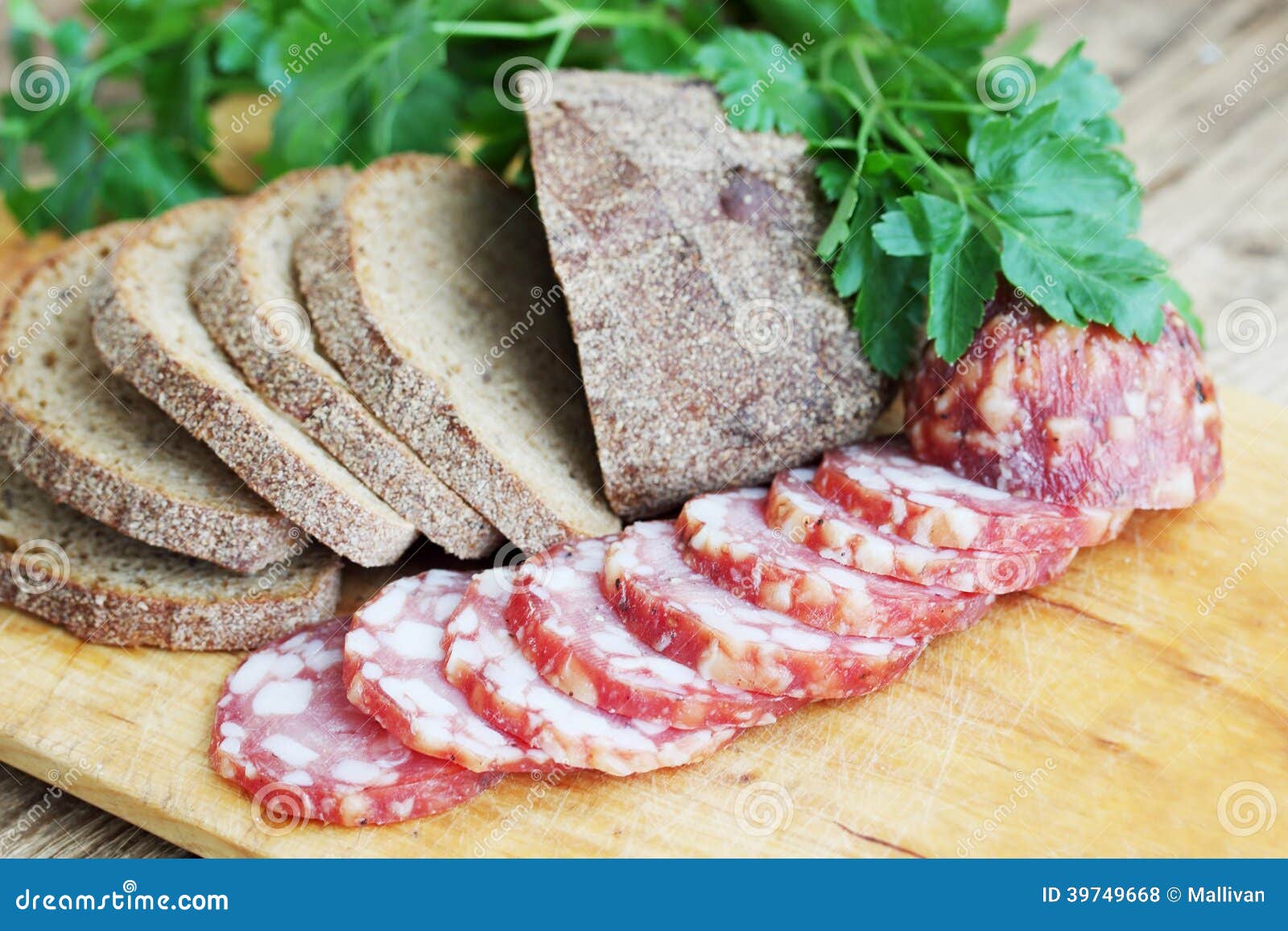 Gesneden worst met brood stock foto. Image of alternatieven - 39749668