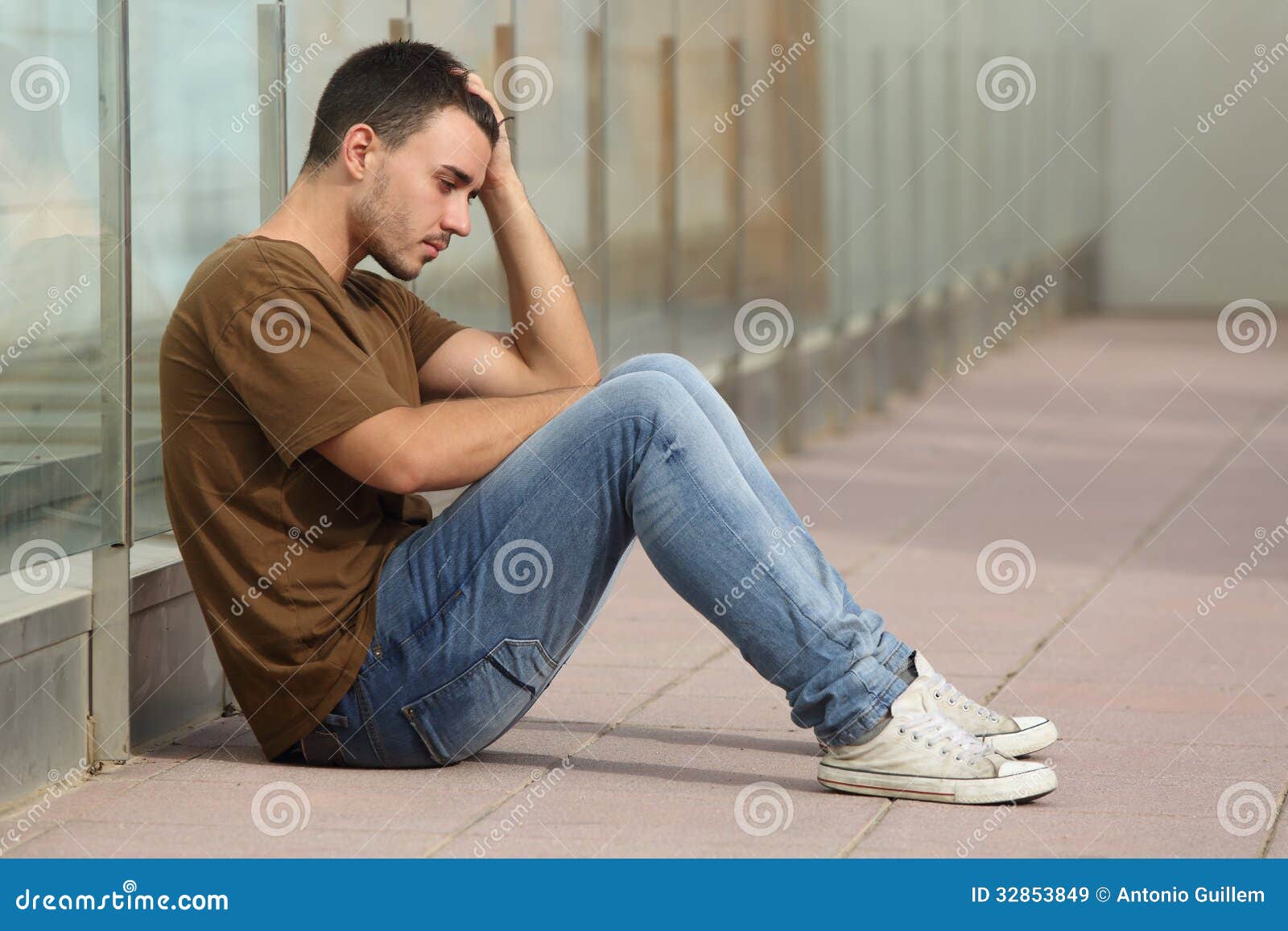 Gesorgtes Sitzen Des Jugendlichen Junge Auf Dem Boden Stockbild - Bild ...