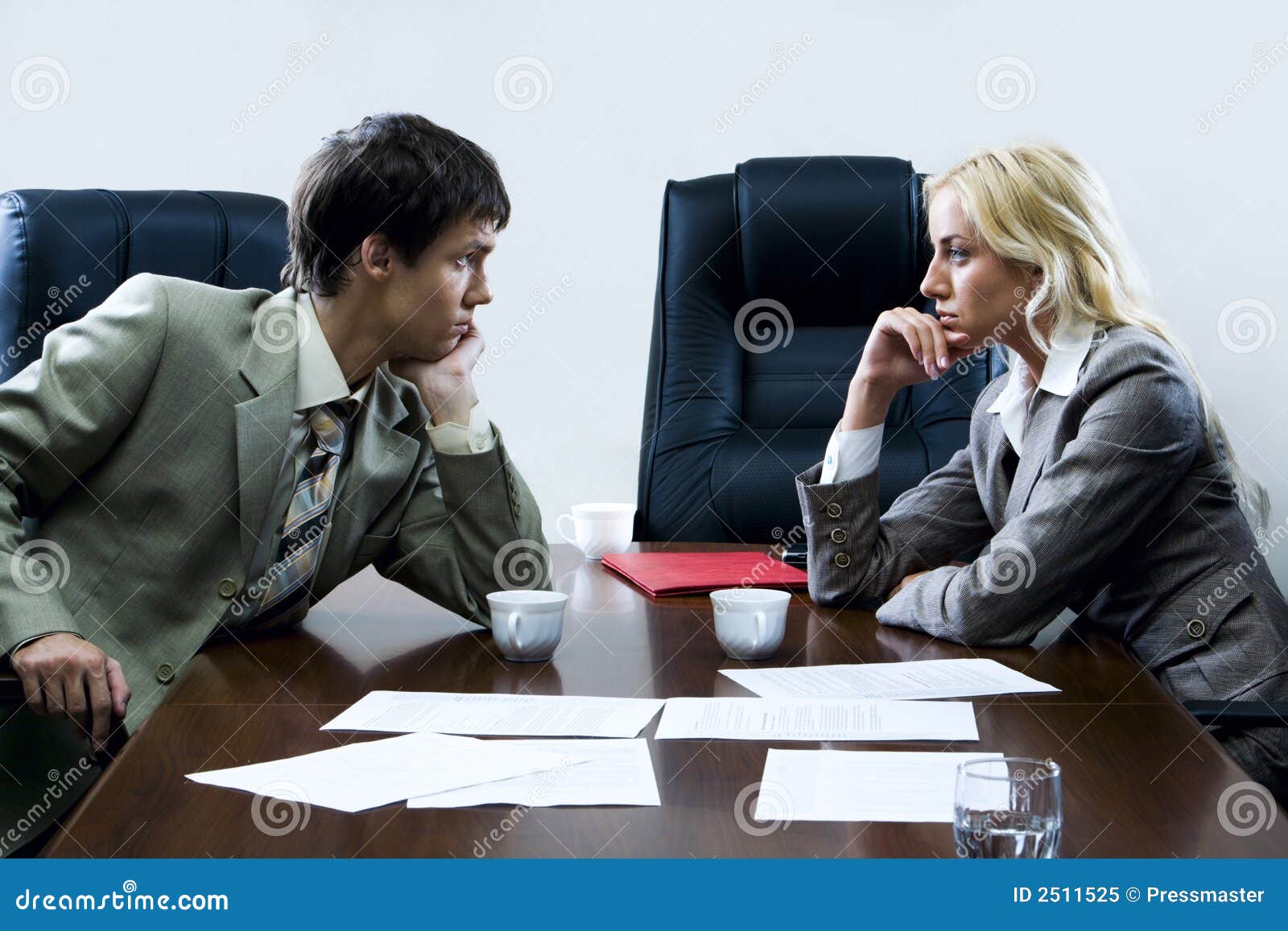 Gespannen onderhandelingen stock afbeelding. Image of achtergrond - 2511525