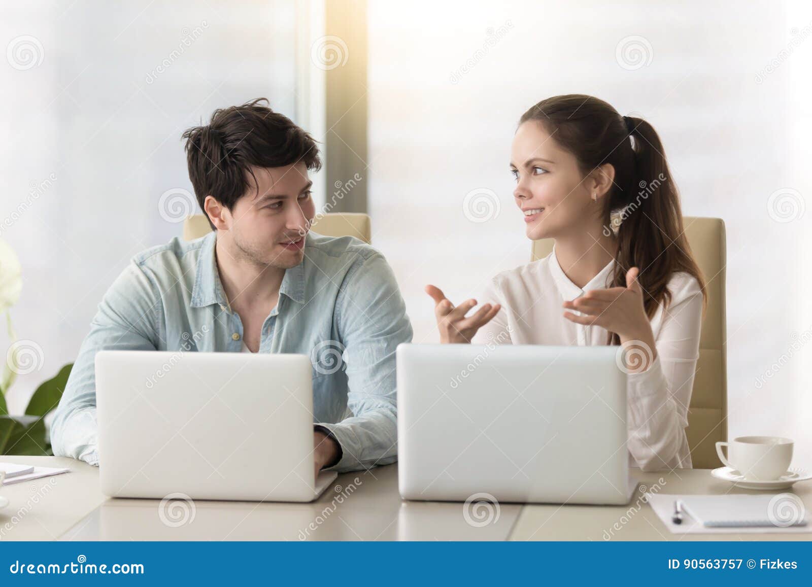 Gesprek Tussen Twee Collega's of Partners Het Zitten Stock Afbeelding ...