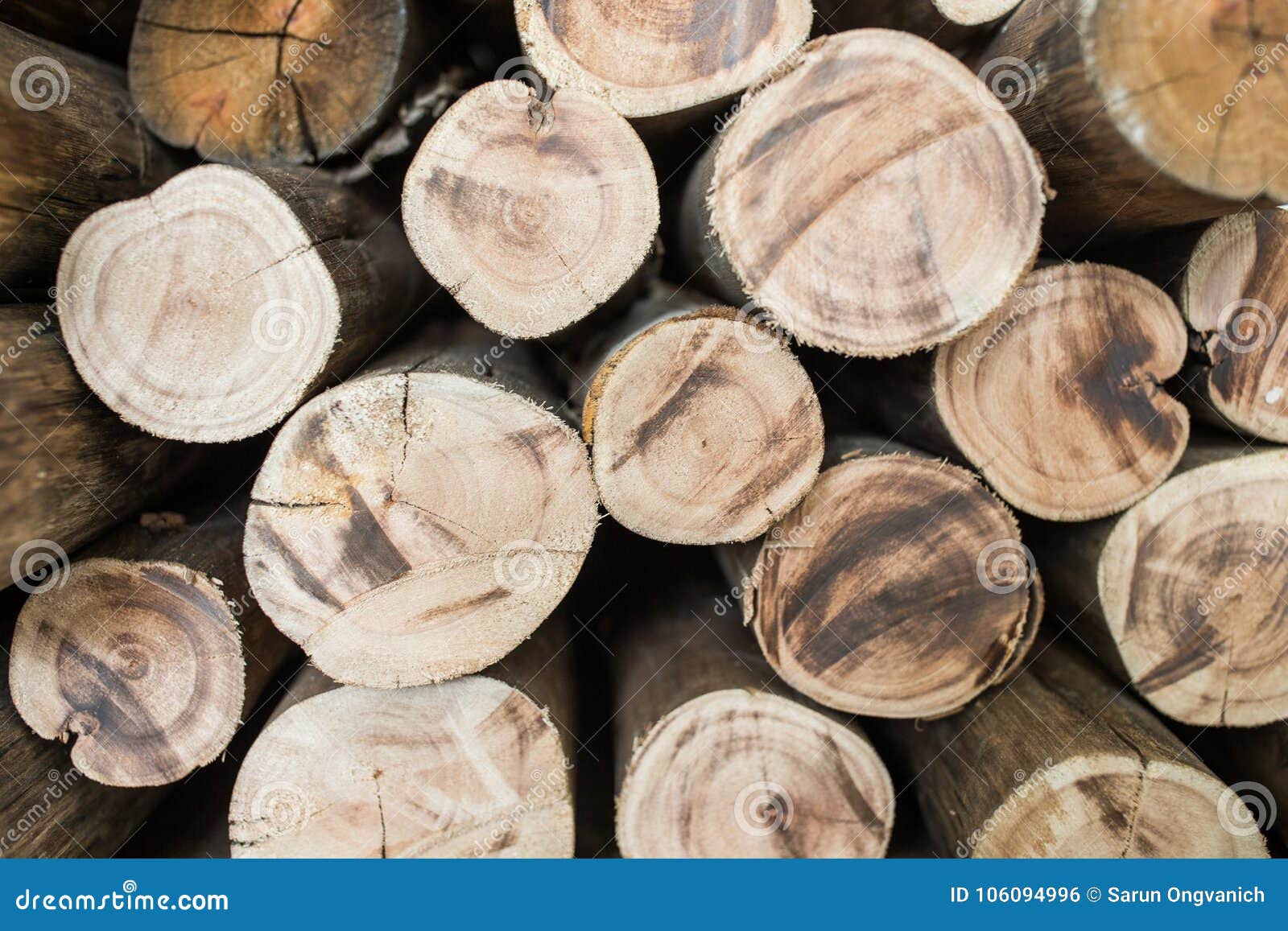 Gestapeld hout stock foto. Image of timmerhout, logboek - 106094996