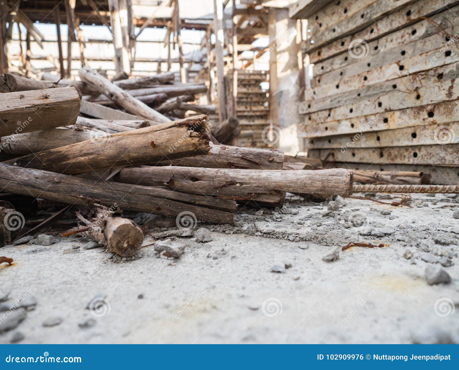 Gestapeld hout in bouwwerf stock foto. Image of hoop - 102909976