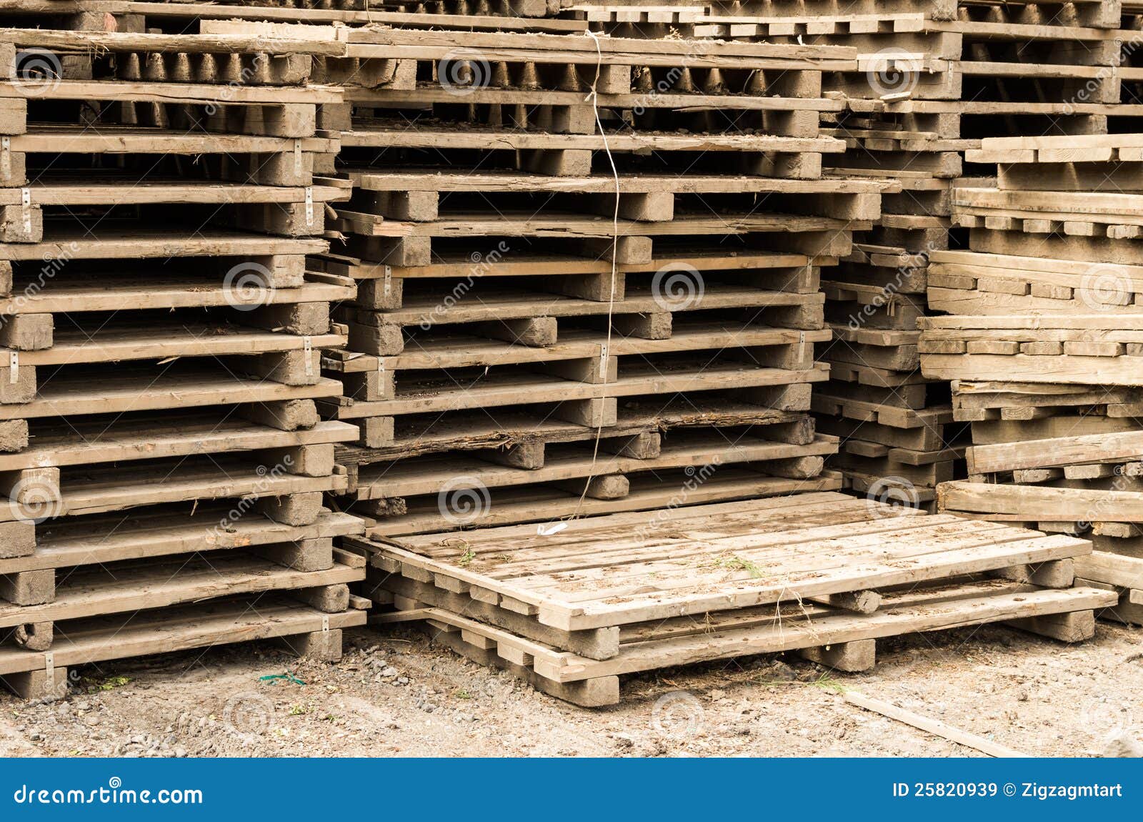 Gestapeld Pallets Klaar Voor Gebruik Stock Afbeelding - Image of ...