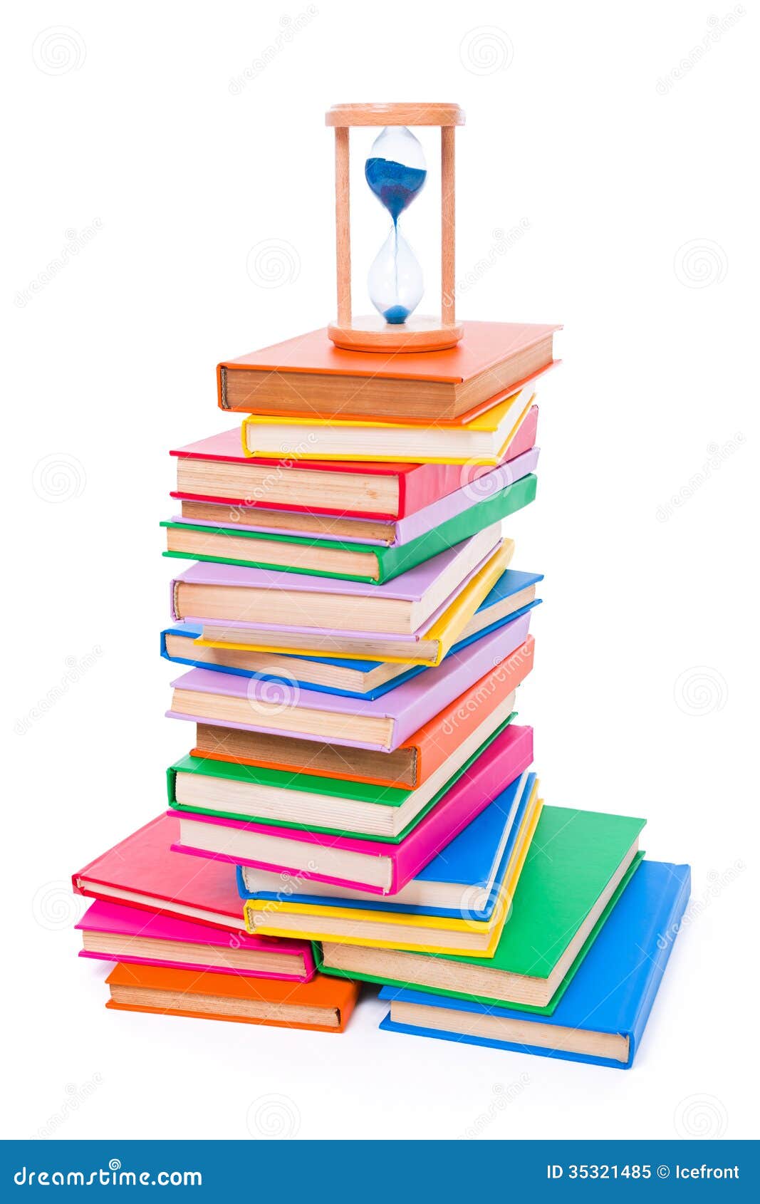 Gestapelde Boeken En Zandloper Stock Afbeelding - Image of uurglas ...