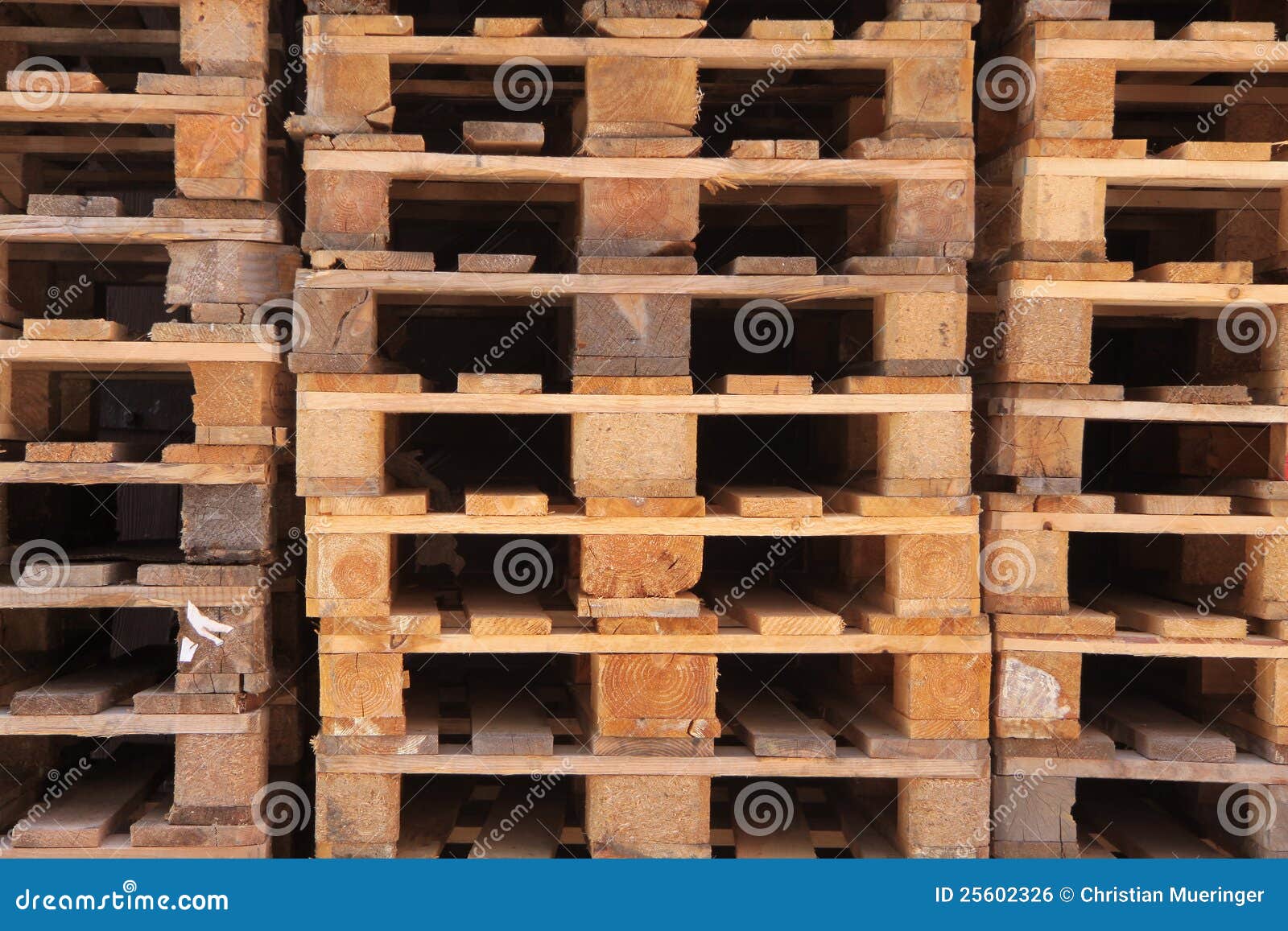 Gestapelde Euro pallets stock foto. Image of pallets - 25602326