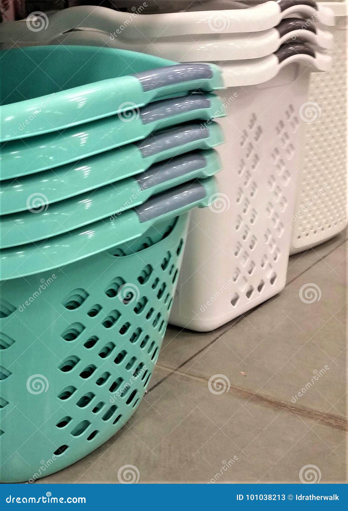 Gestapelde Wintertaling En Witte Plastic Wasmanden Stock Afbeelding ...