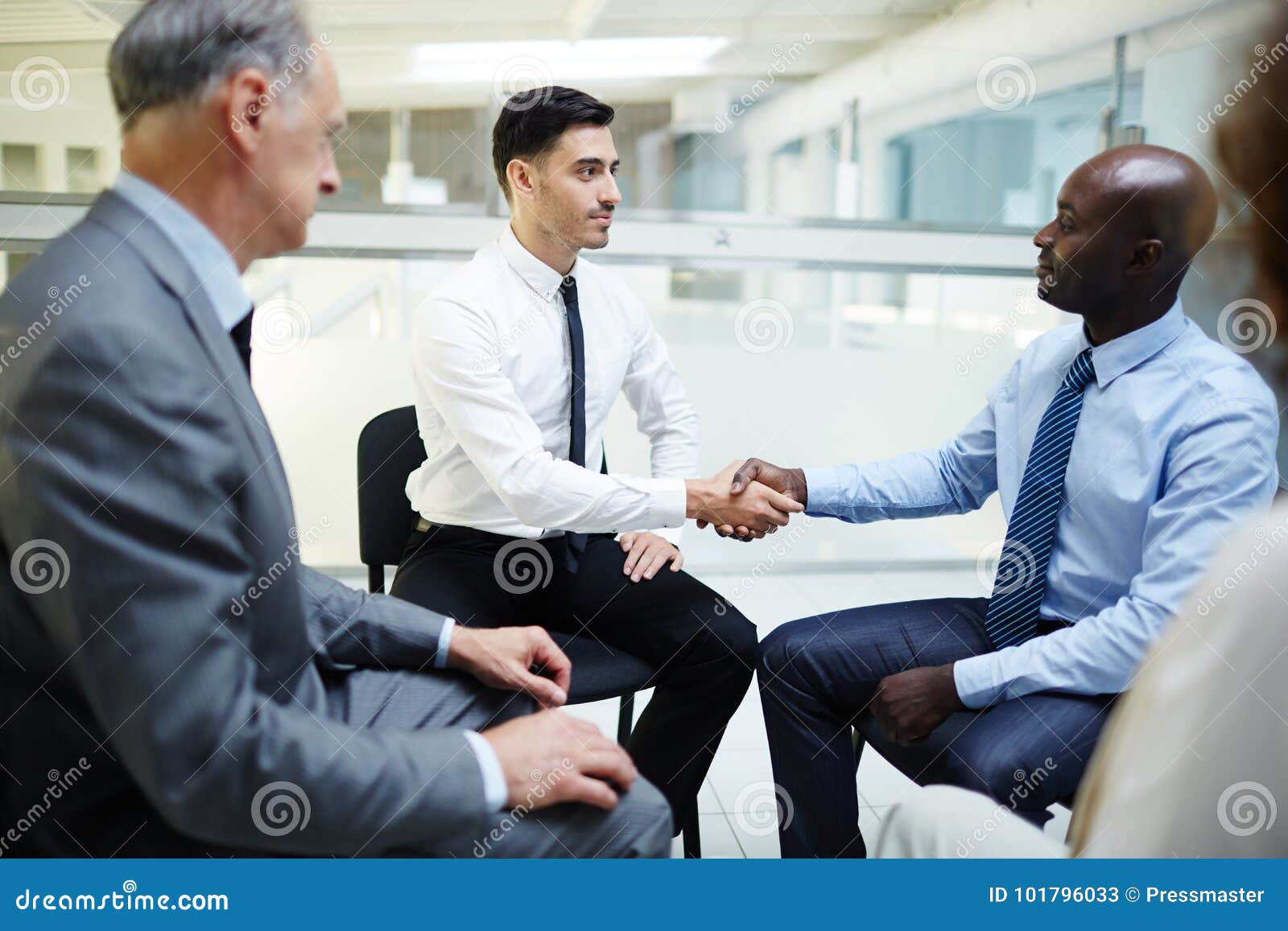 Geste de la salutation image stock. Image du négociation - 101796033