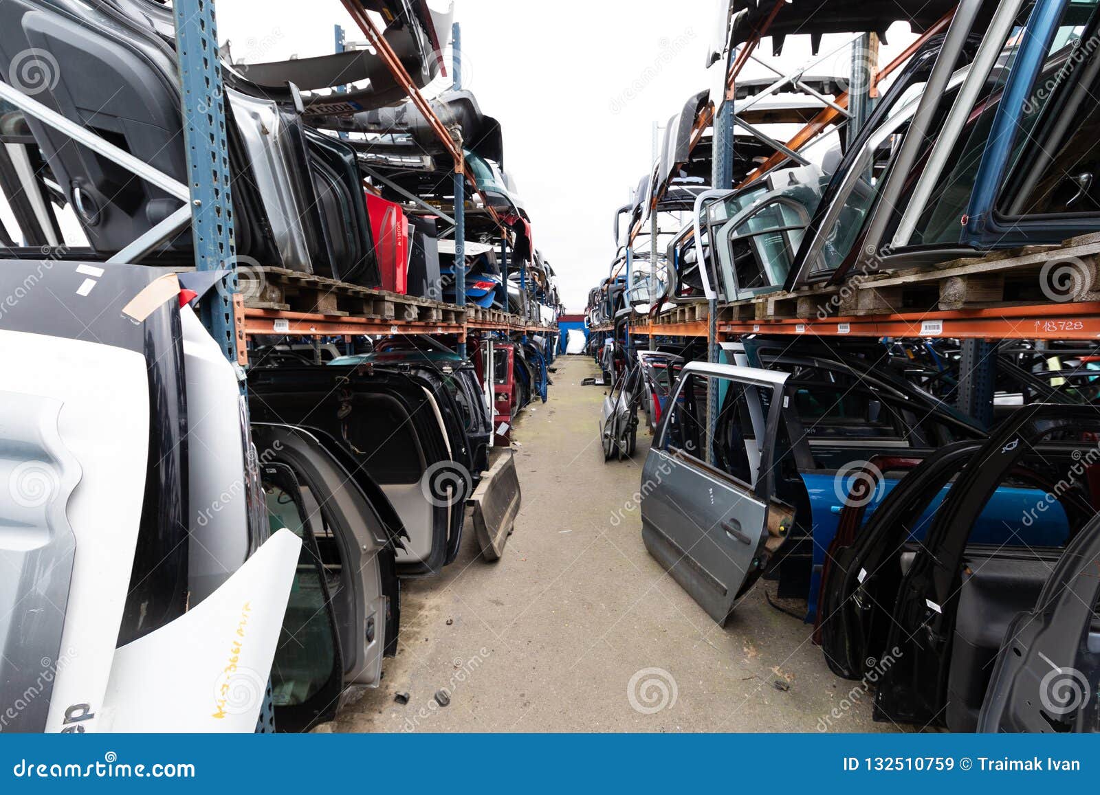 Gestelle mit Autoteilen stockbild. Bild von gang, maschinerie - 132510759
