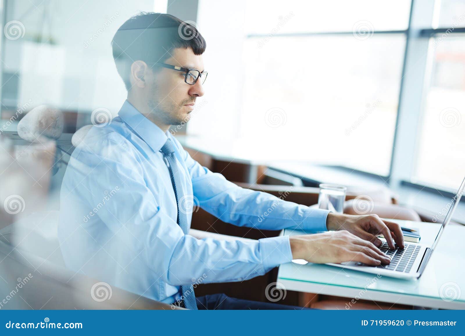 Gestionnaire au travail photo stock. Image du portable - 71959620